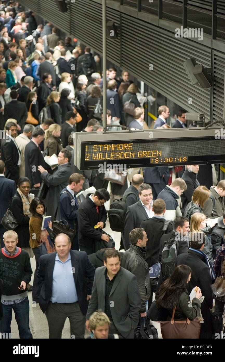 Commuter train crowds uk hi-res stock photography and images - Alamy