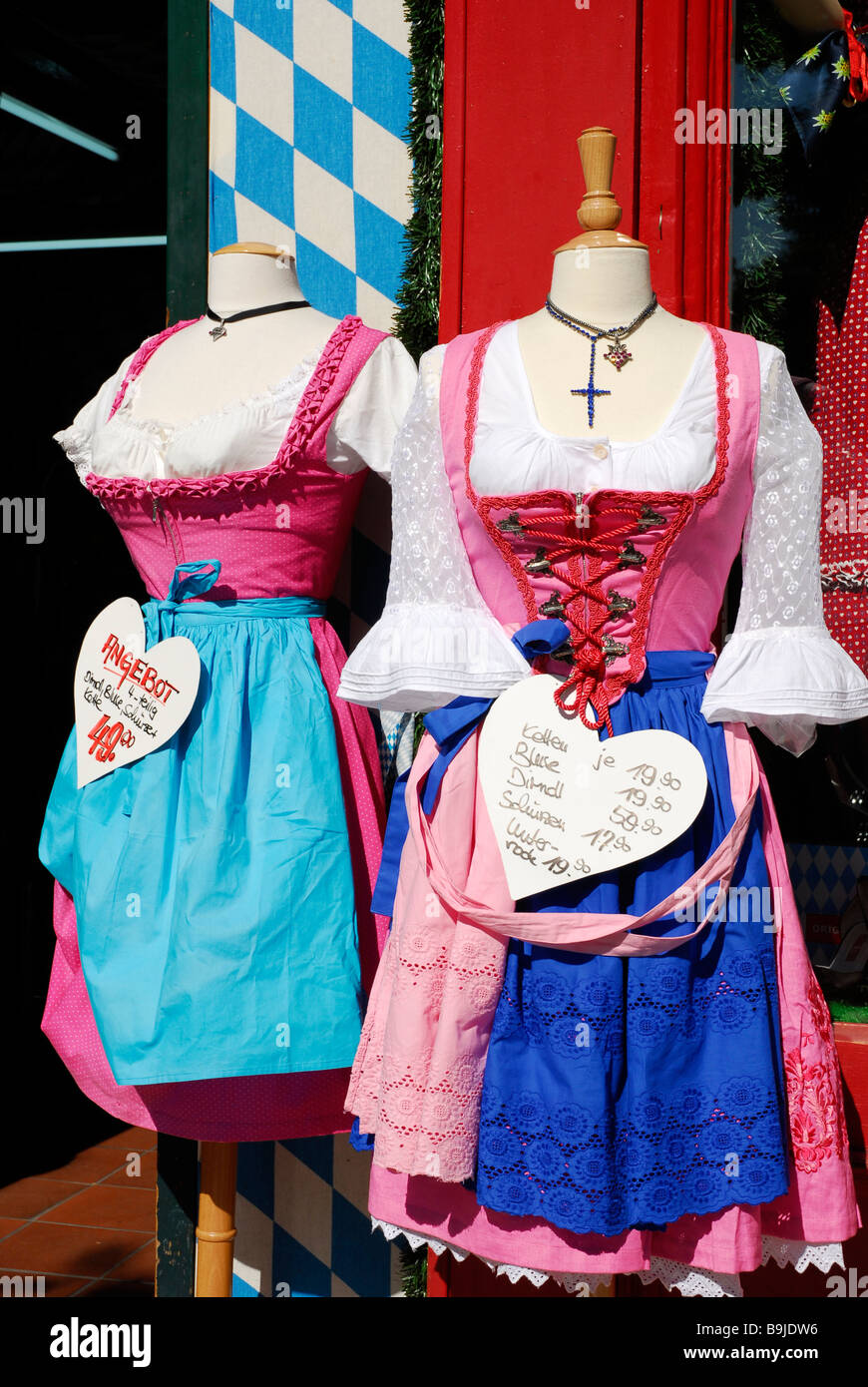 Window dummies of the Wies'n Tracht & mehr store, traditional fashion ...