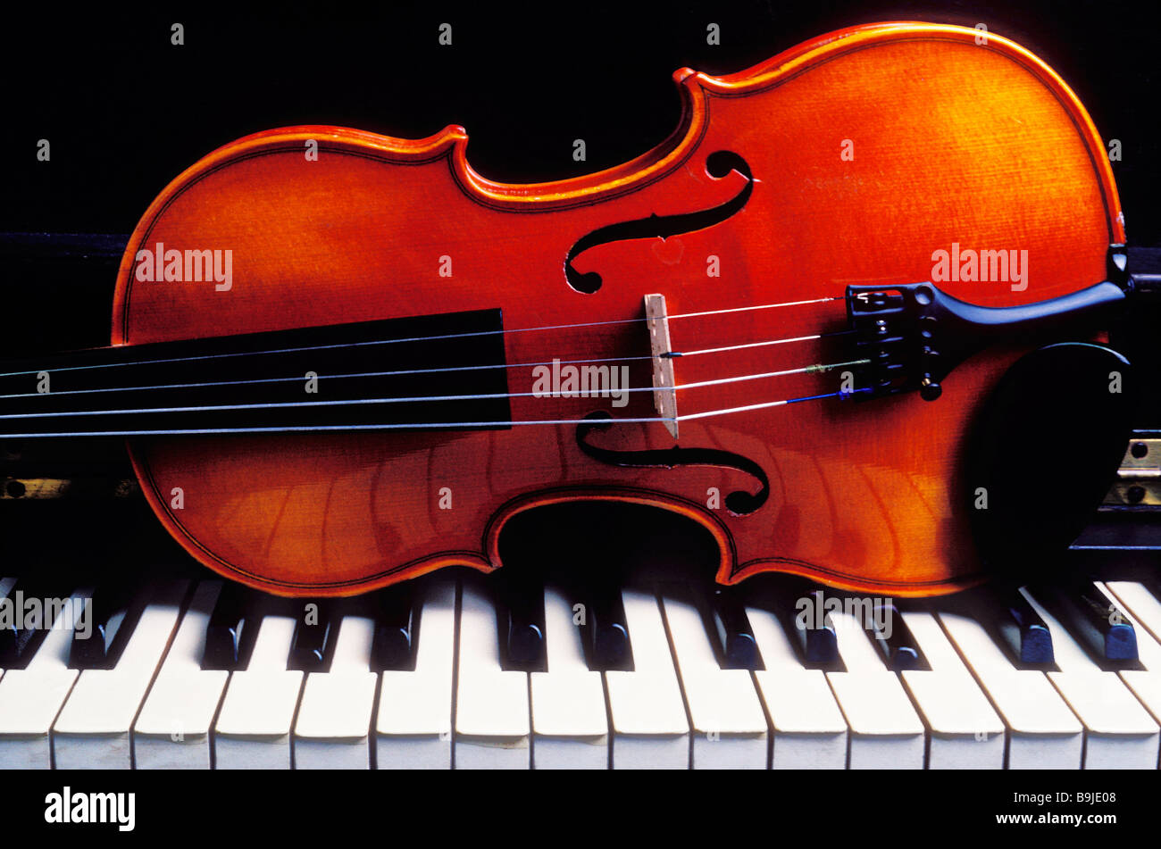 Violin on piano keys Stock Photo - Alamy