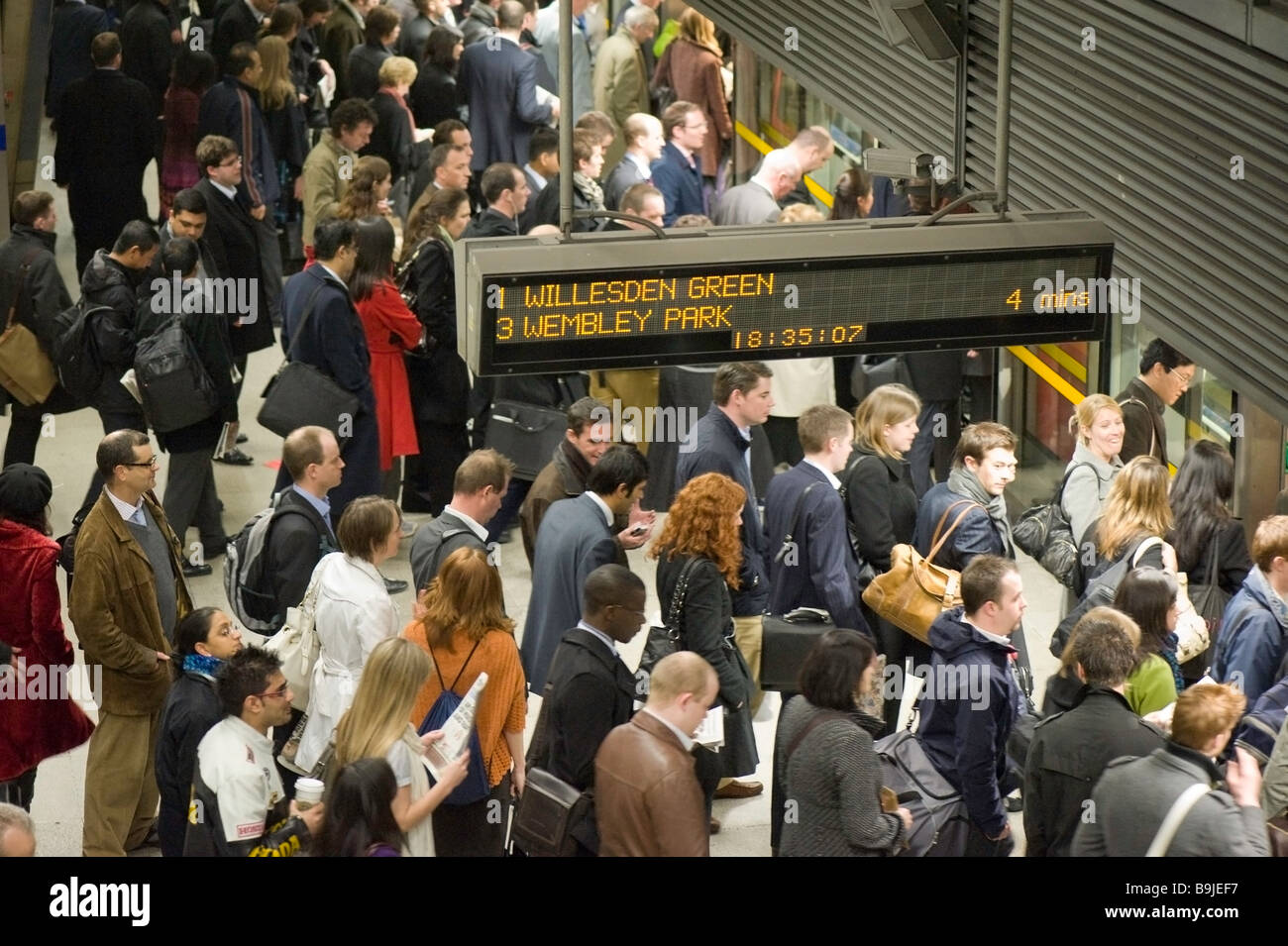 Crowded train platform uk hi-res stock photography and images - Alamy