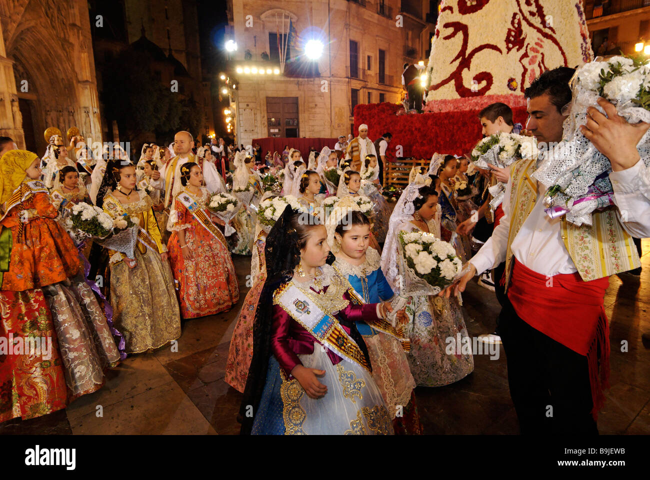 Spanish ladies wearing traditional spanish hi-res stock photography and ...