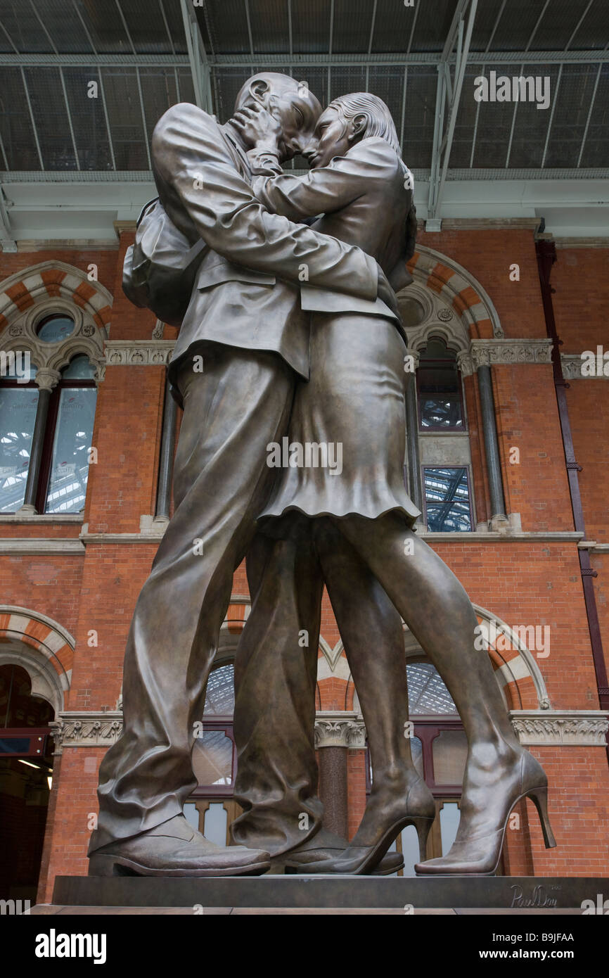 Statue kissing couple st pancras hi-res stock photography and images ...