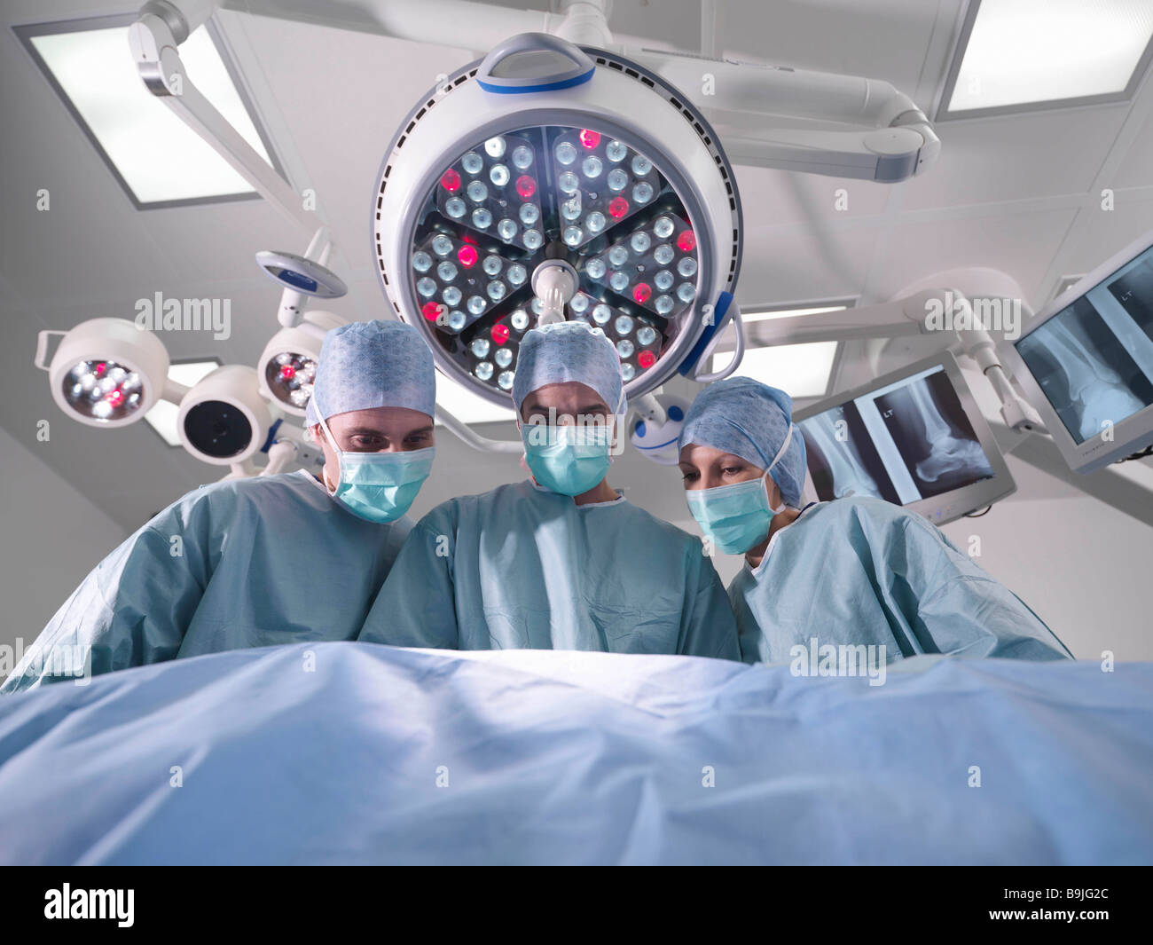 Medical surgery operating theatre hi-res stock photography and images ...