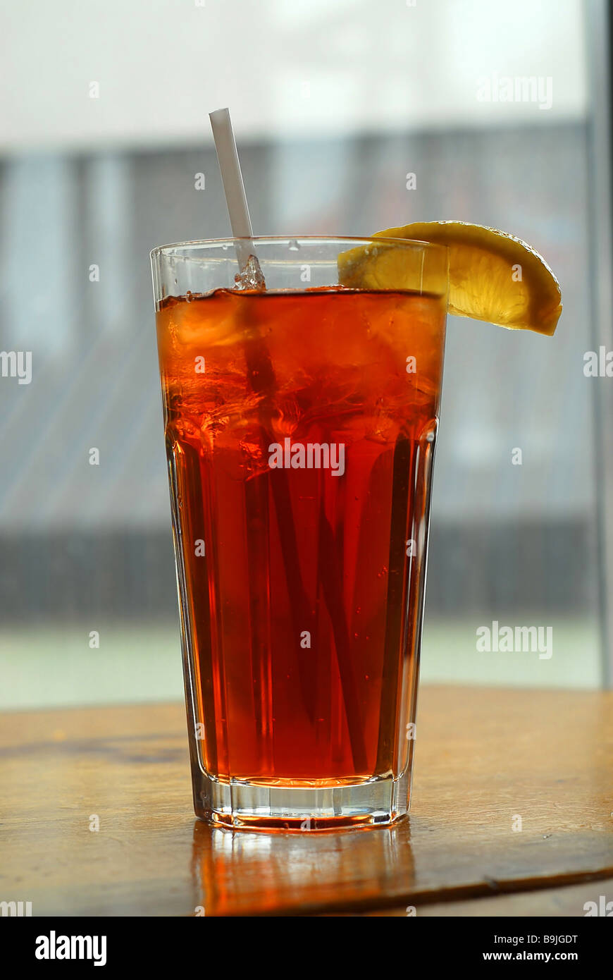 Lemon iced tea in a tall glass Stock Photo - Alamy