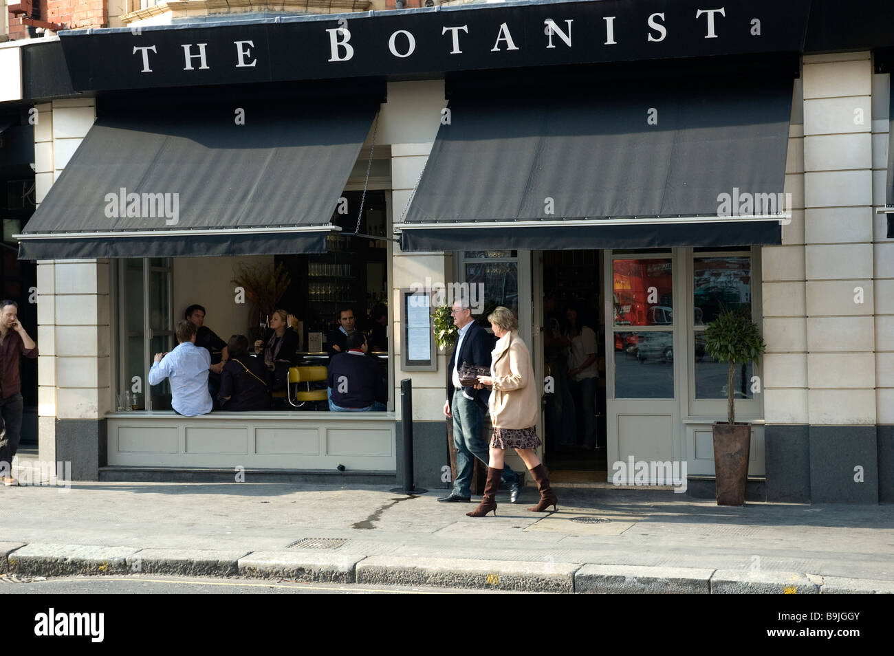 THE BOTANIST -A PUPULAR PUB IN SLOAN SQUARE LONDON ENGLAND Stock Photo ...