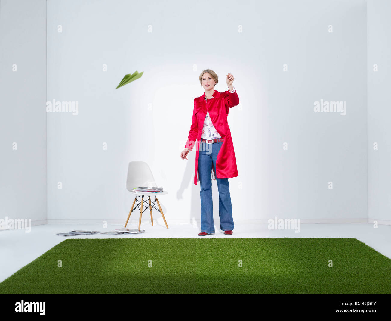 Women paper hi-res stock photography and images - Alamy