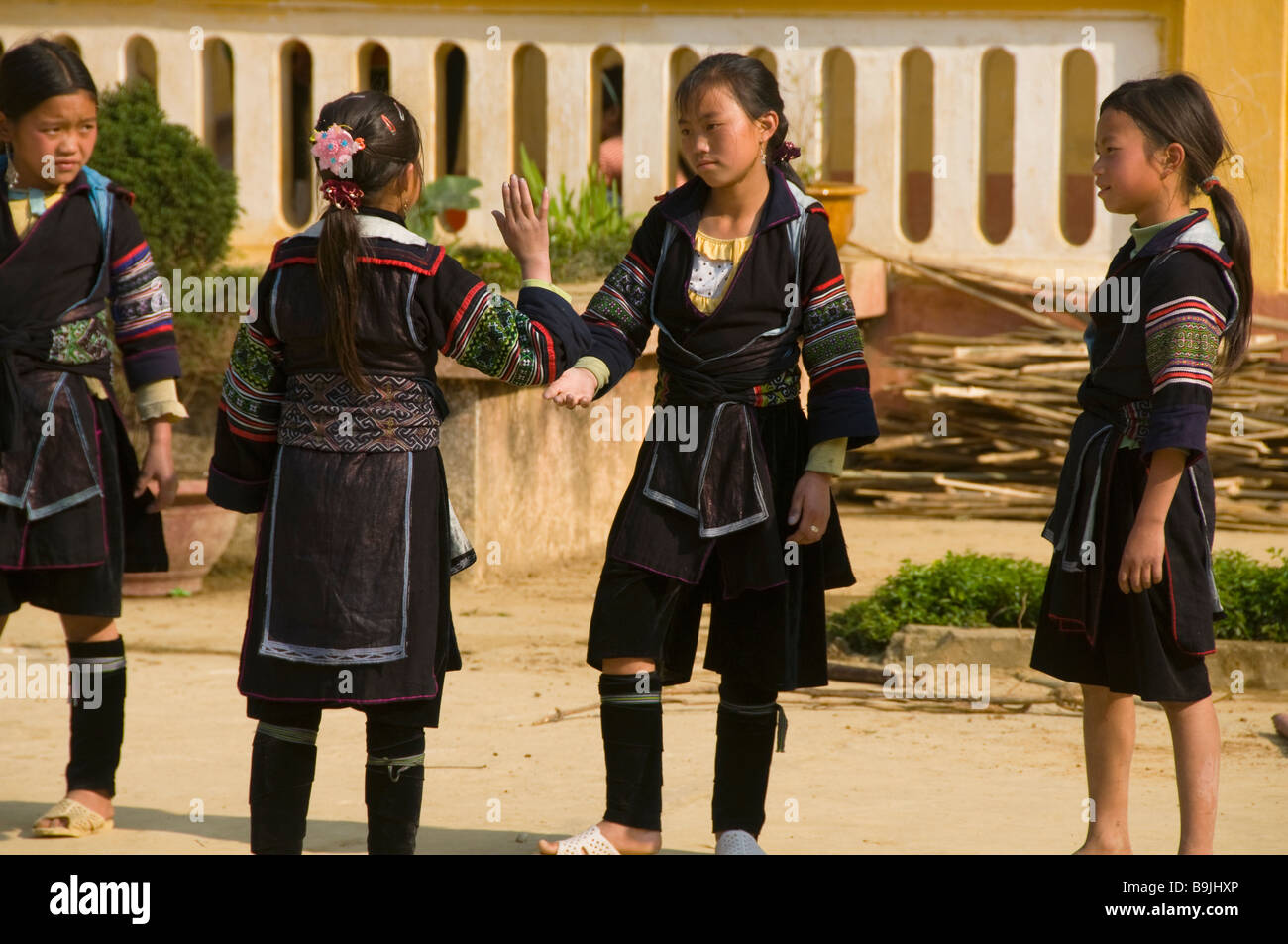 Black Hmong girls in Sapa Vietnam Stock Photo - Alamy