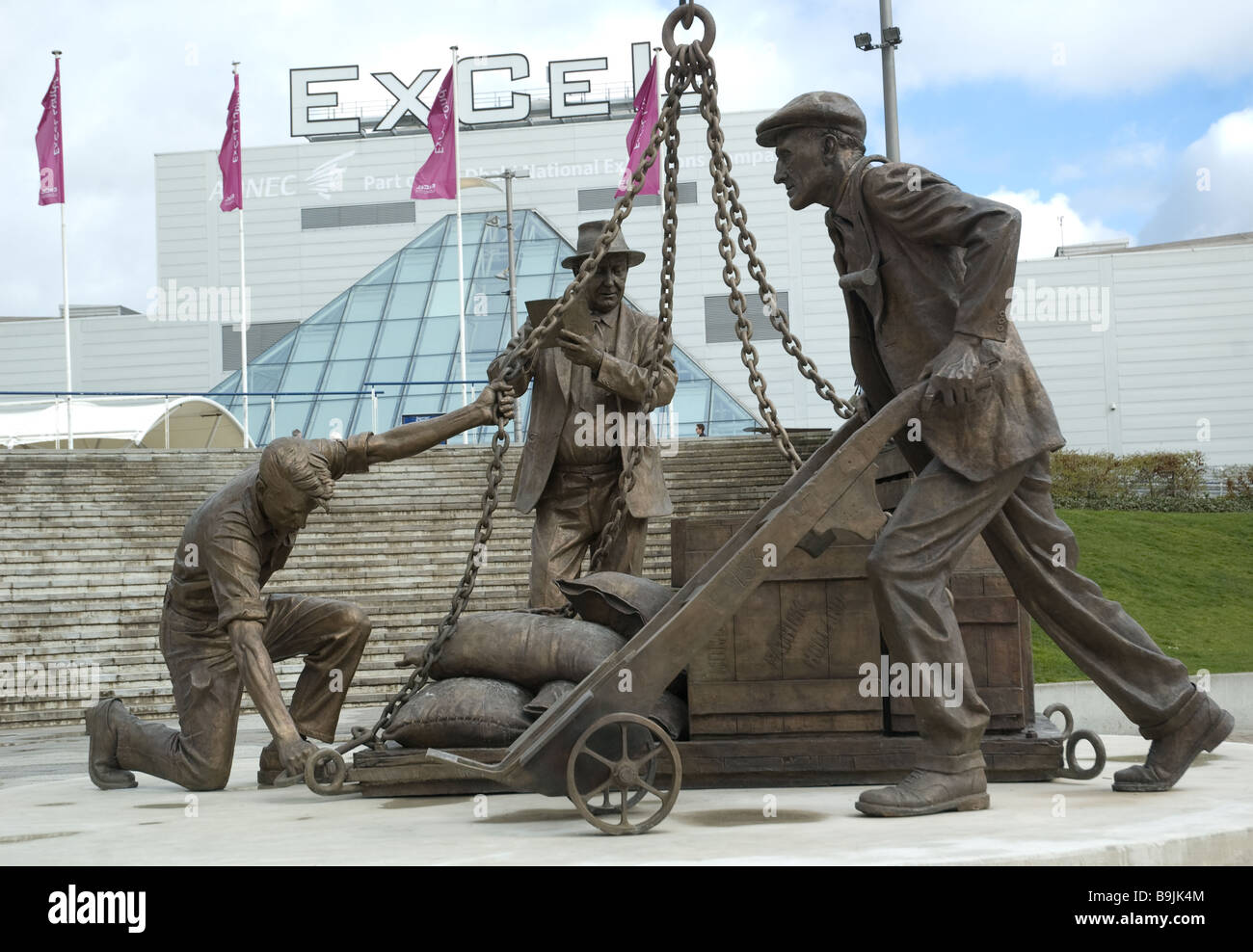 Docker statue hi-res stock photography and images - Alamy