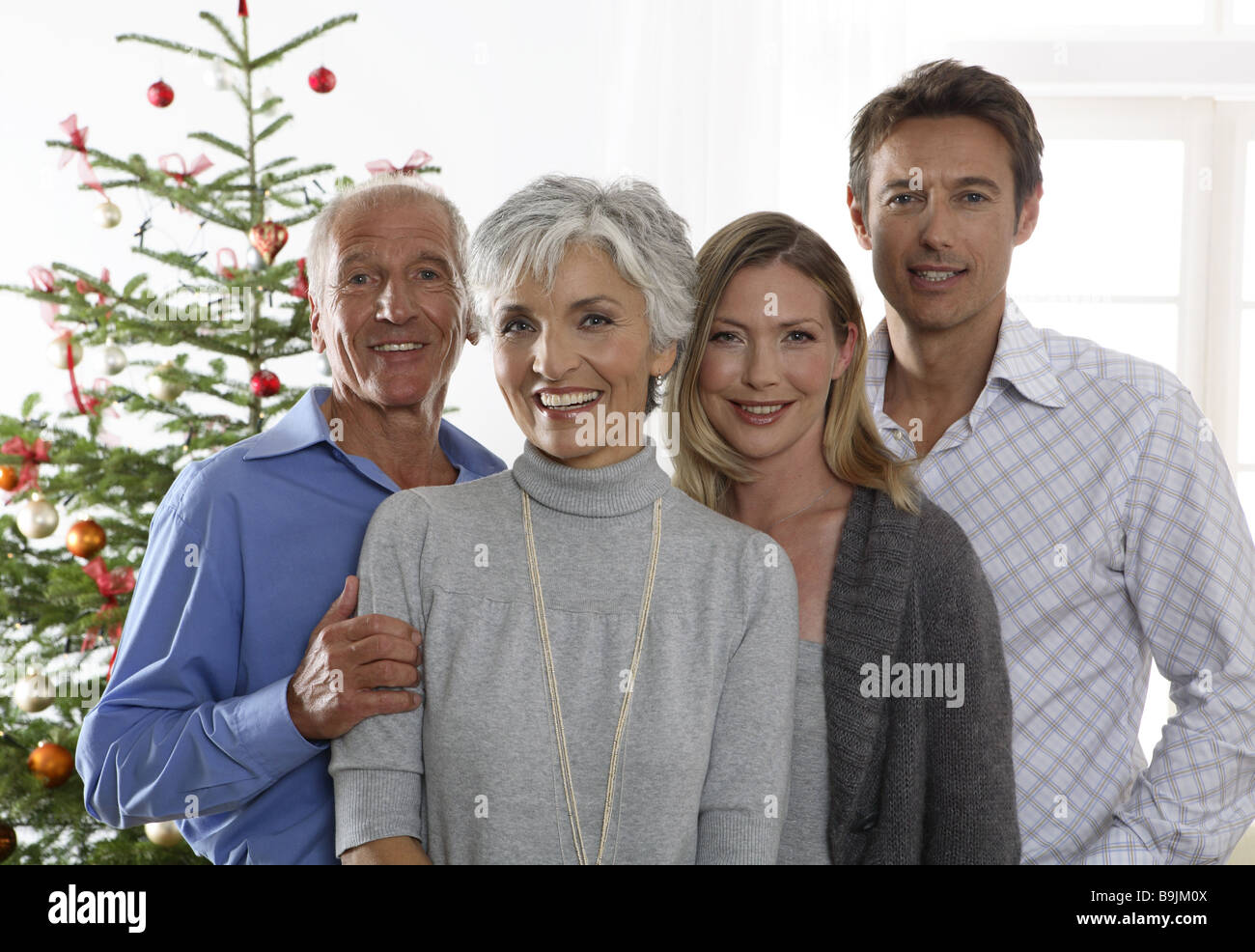 Family christmas-tree group-picture Stock Photo - Alamy