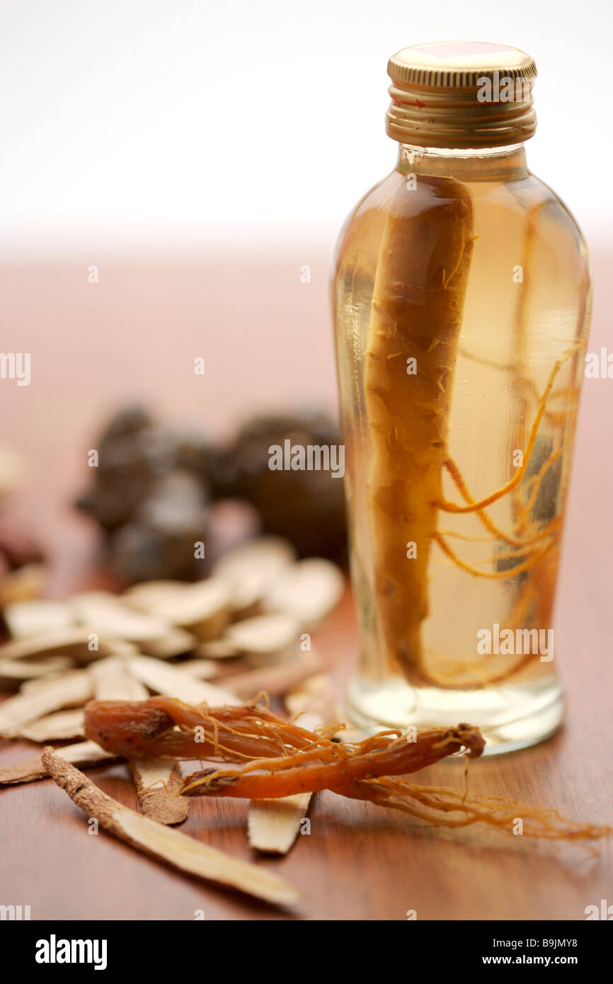 Glass jar filled with ginseng next to sliced ginseng Stock Photo - Alamy