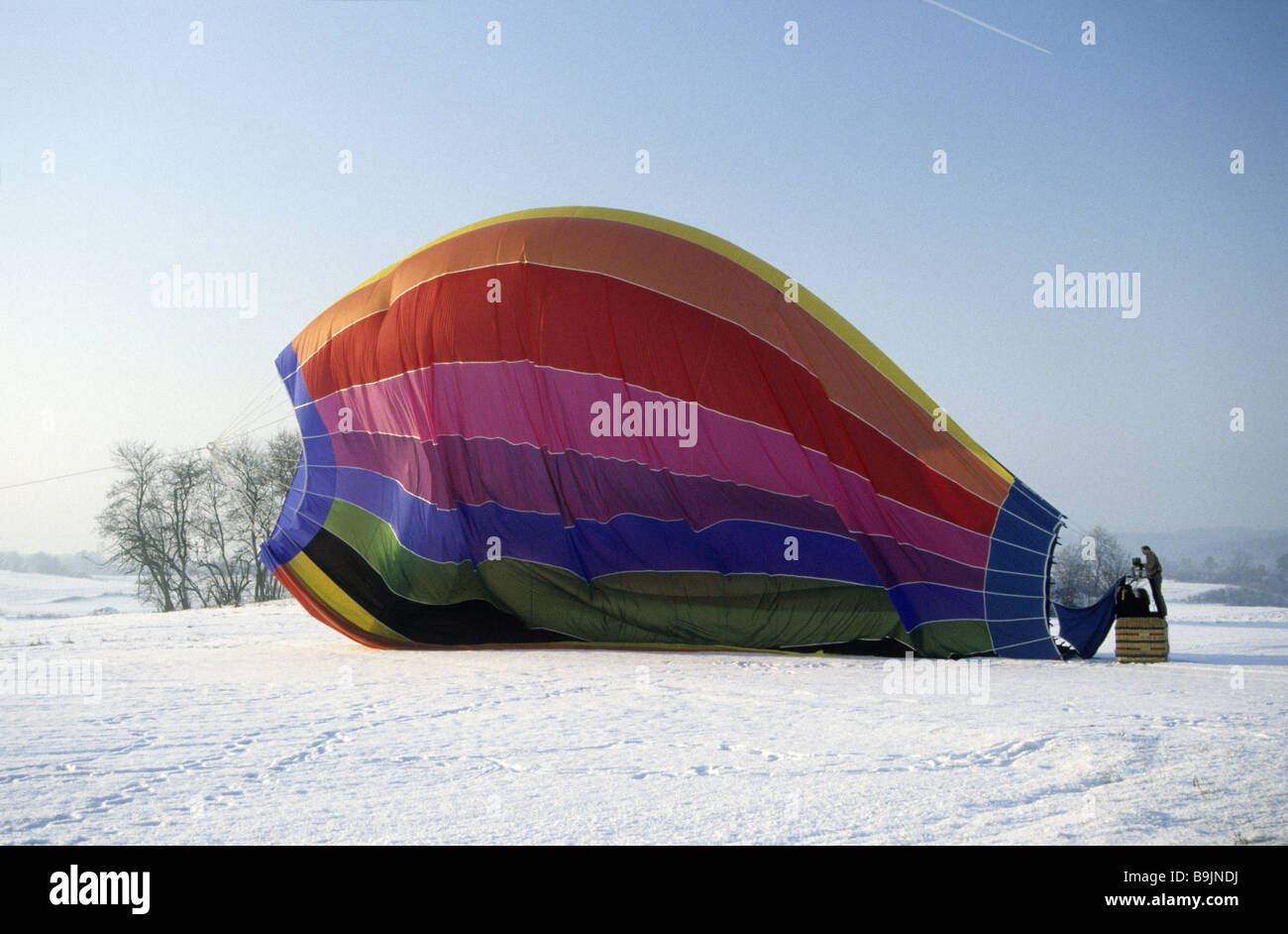 winter-landscape hot-air balloon preparation start balloon befüllen ...