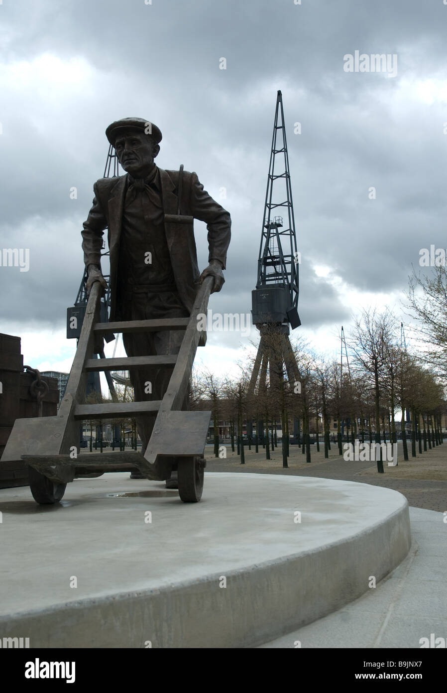 Statue of workers hi-res stock photography and images - Alamy