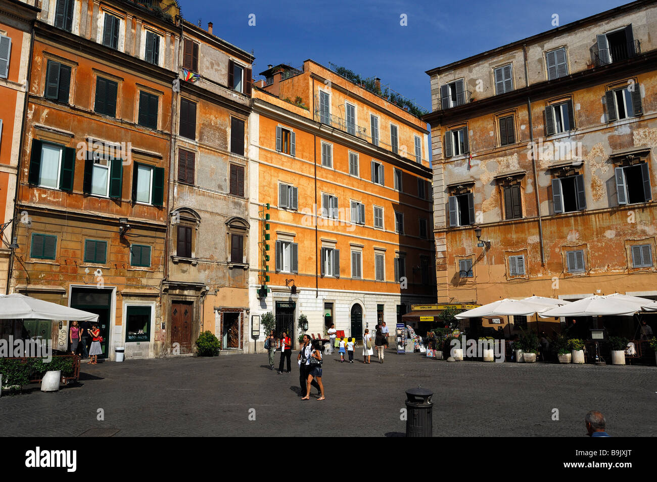 Piazza santa maria trastevere rome hi-res stock photography and images ...