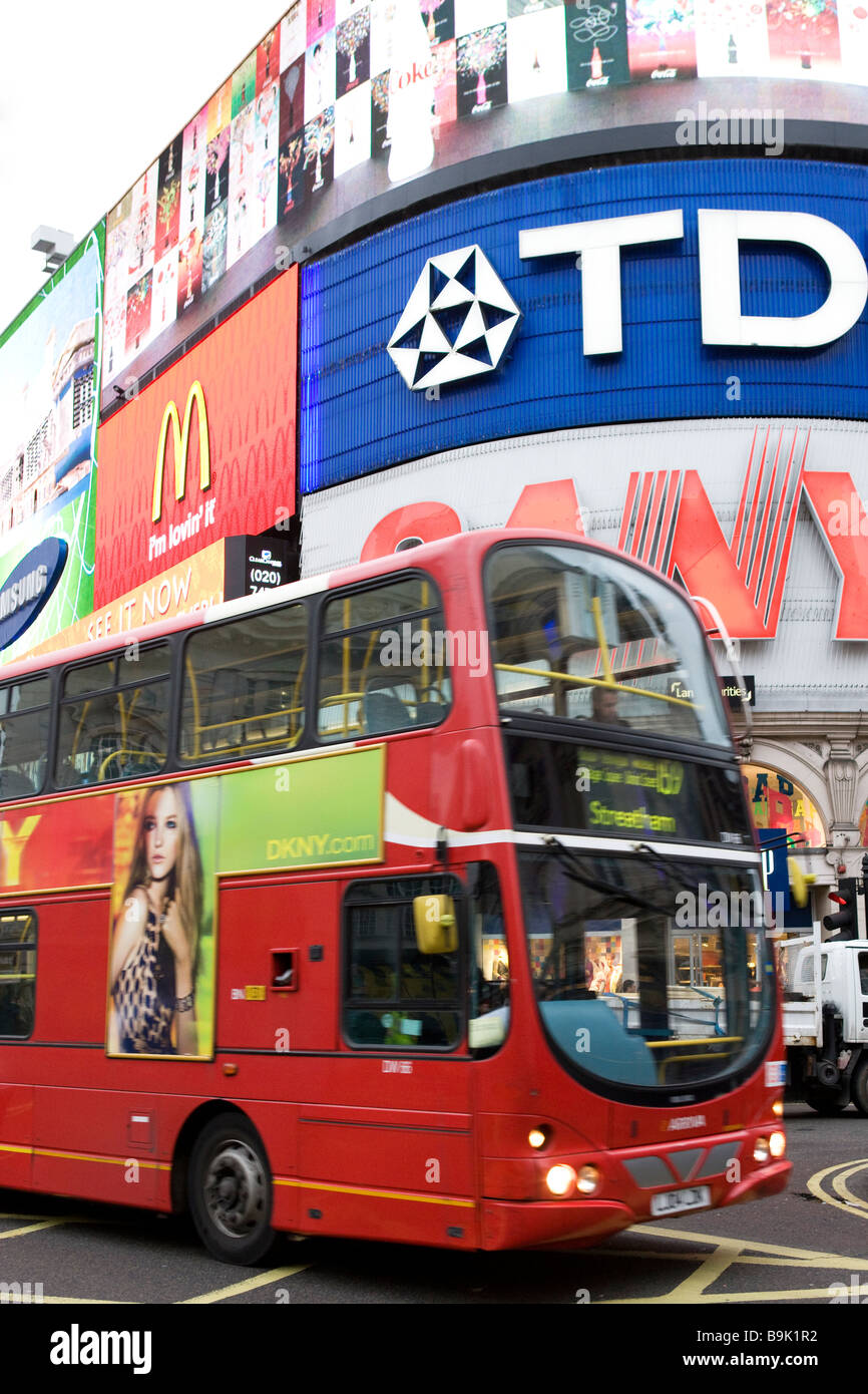 Piccadilly circus london bus hi-res stock photography and images - Alamy
