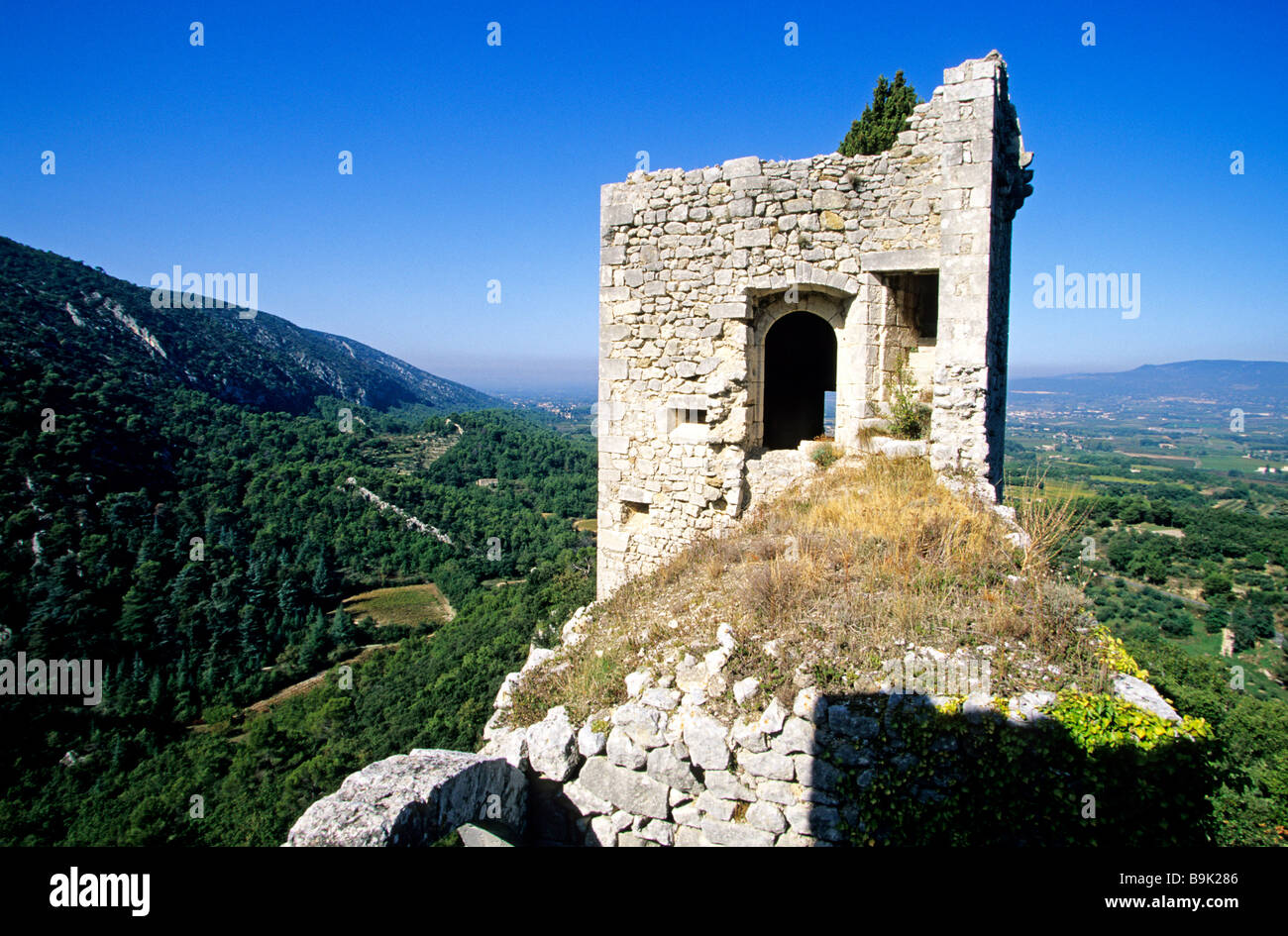 France, Vaucluse, Luberon, Oppede le Vieux, castle ruins Stock Photo ...