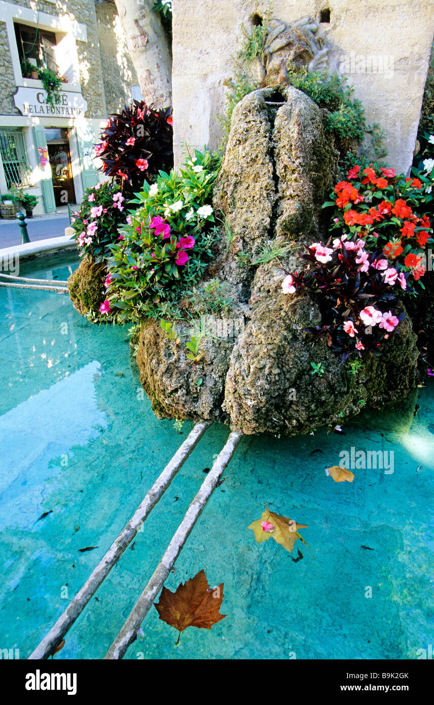 France, Vaucluse, Luberon, Mirabeau, village fountain Stock Photo - Alamy