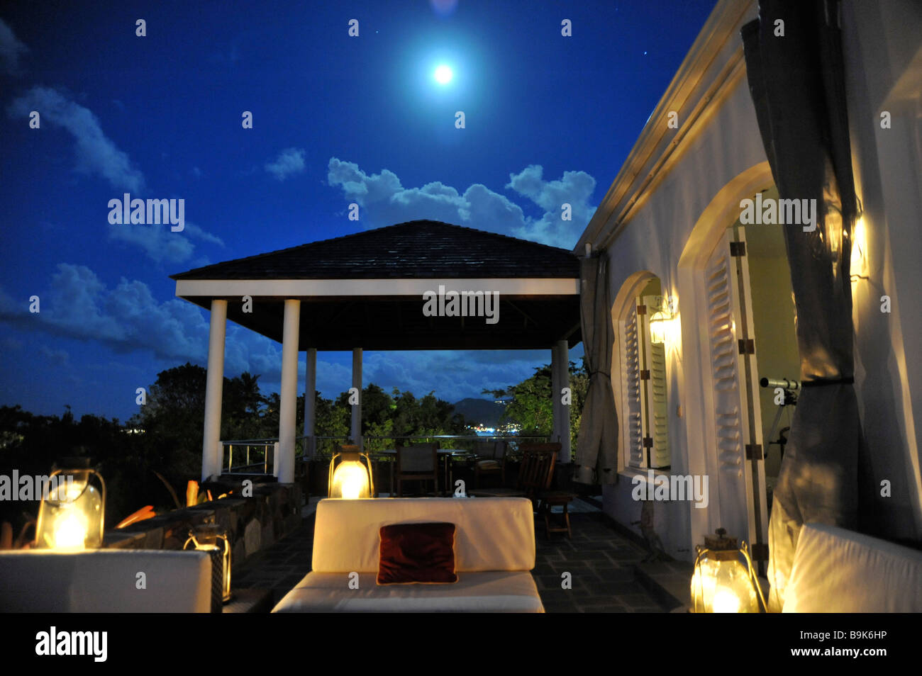 Full moon over ocean night hi-res stock photography and images - Alamy