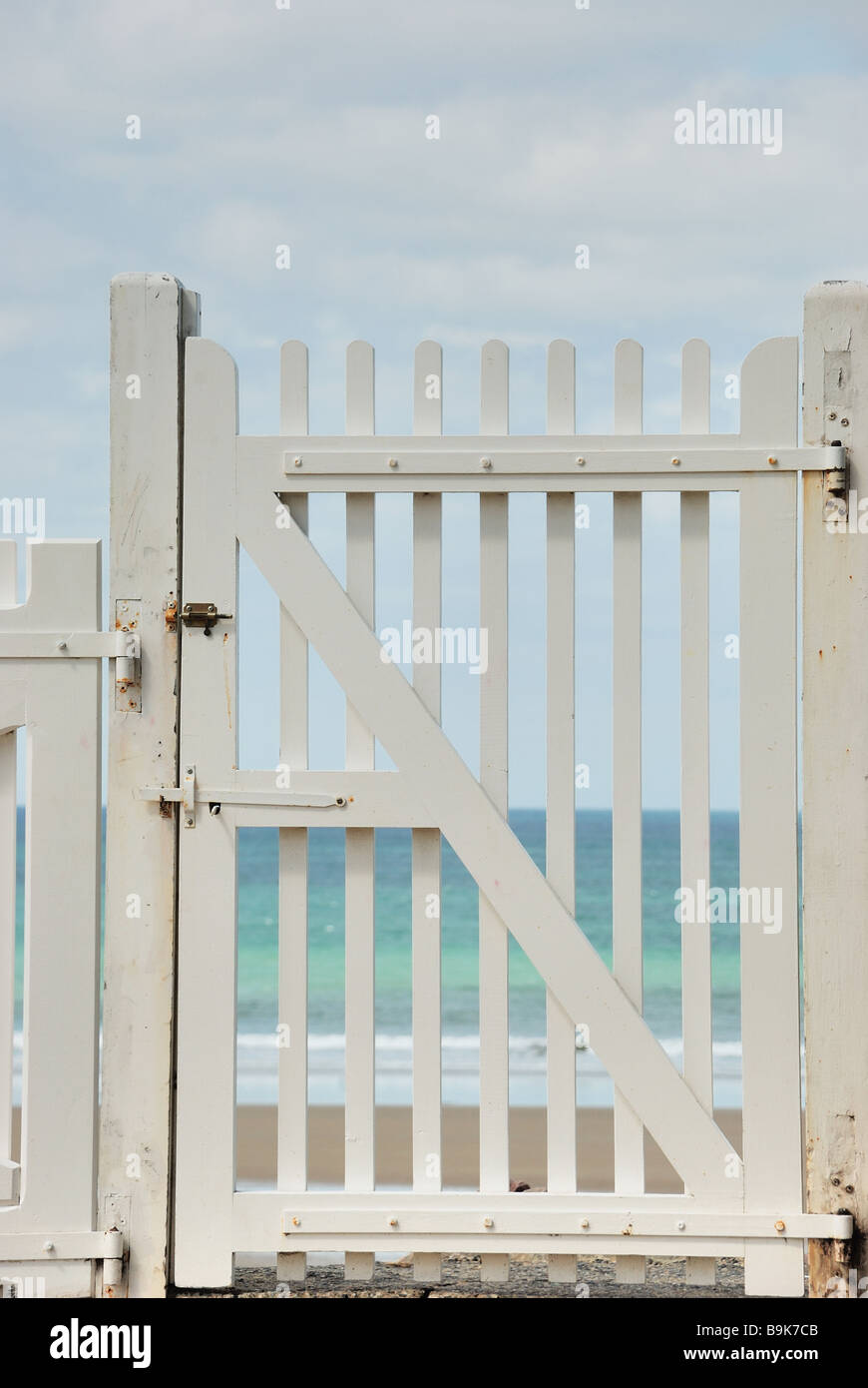 White gate hi-res stock photography and images - Alamy