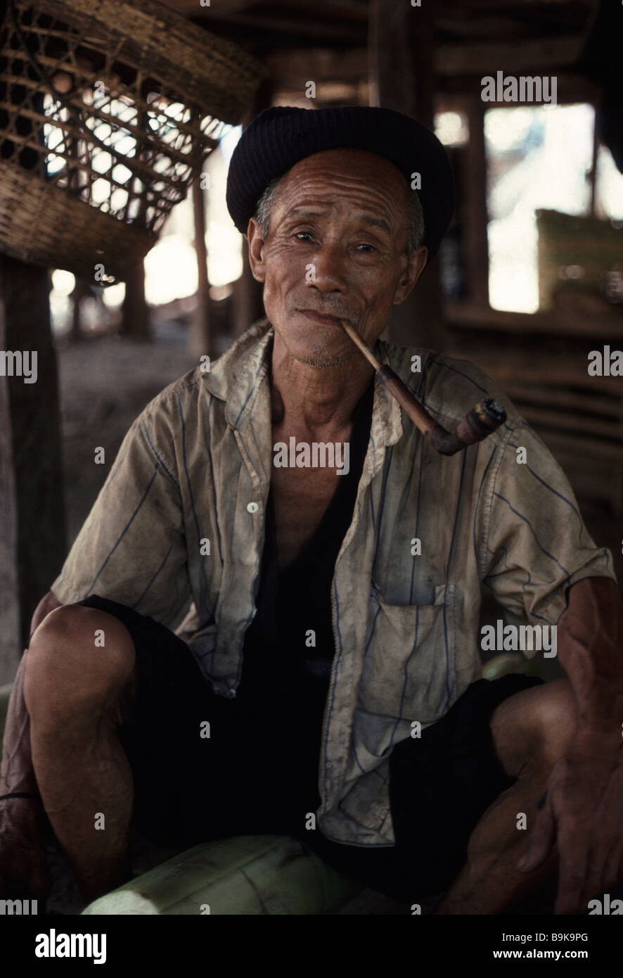 Old akha man smoking his pipe in village hut hi-res stock photography ...