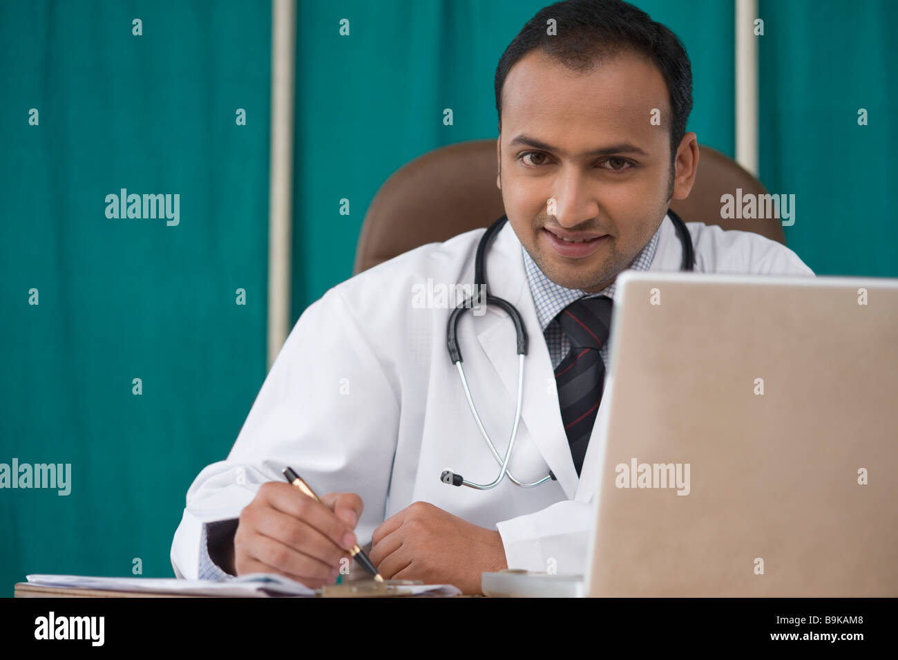 Doctor writing on a sheet of paper Stock Photo - Alamy
