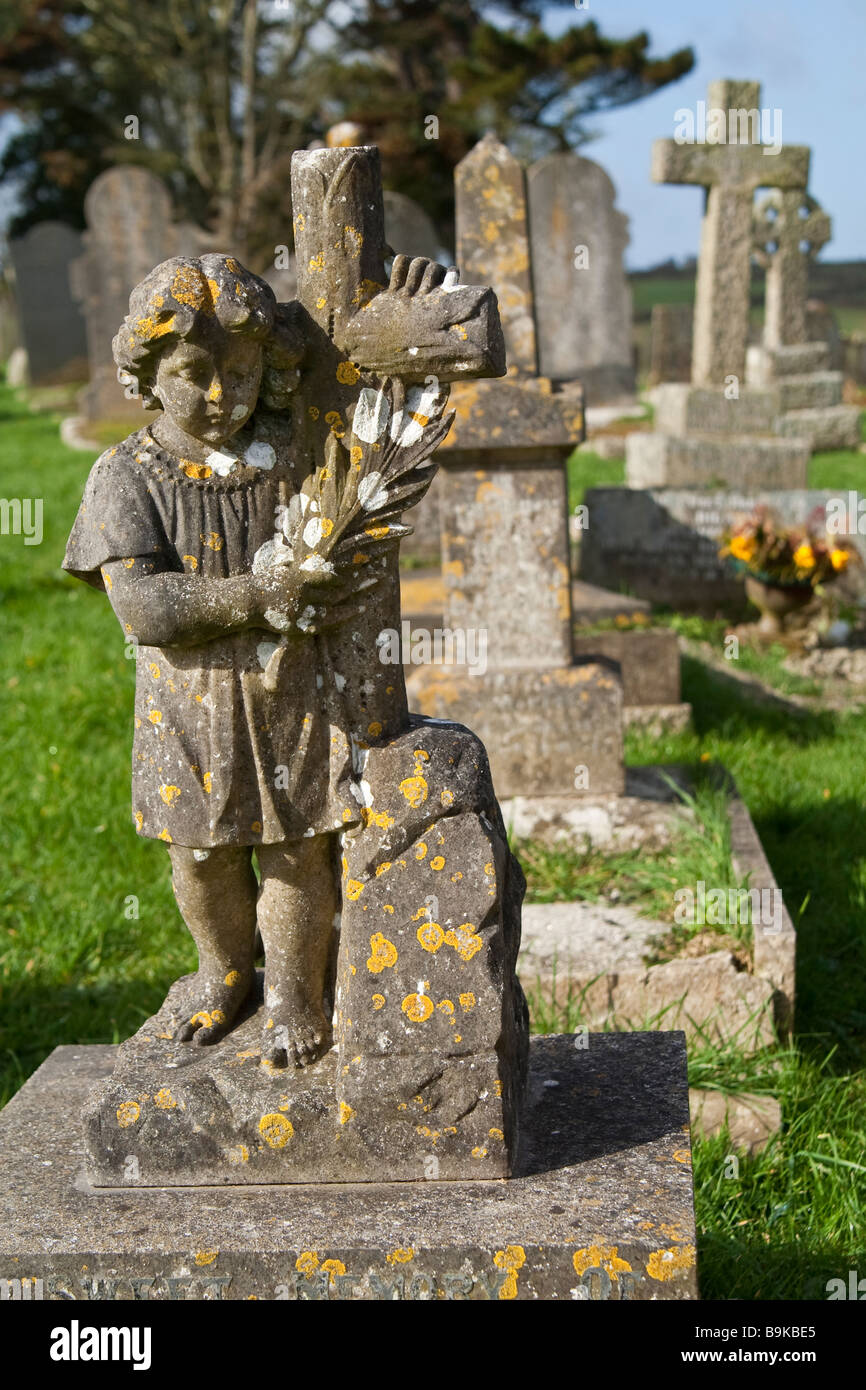 English churchyard graveyard hi-res stock photography and images - Alamy