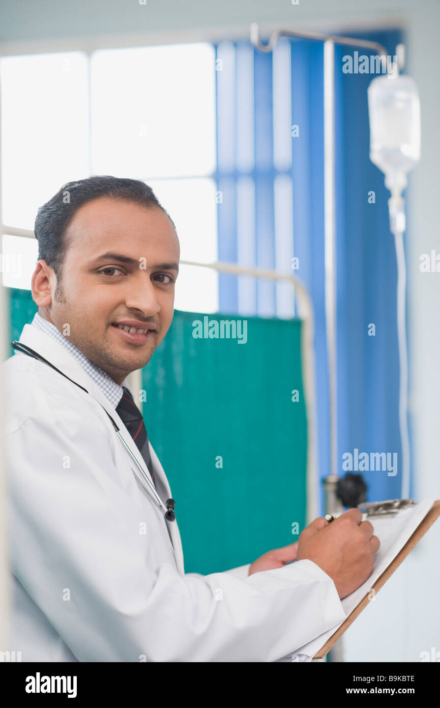 Doctor holding writing pad notepad hi-res stock photography and images ...