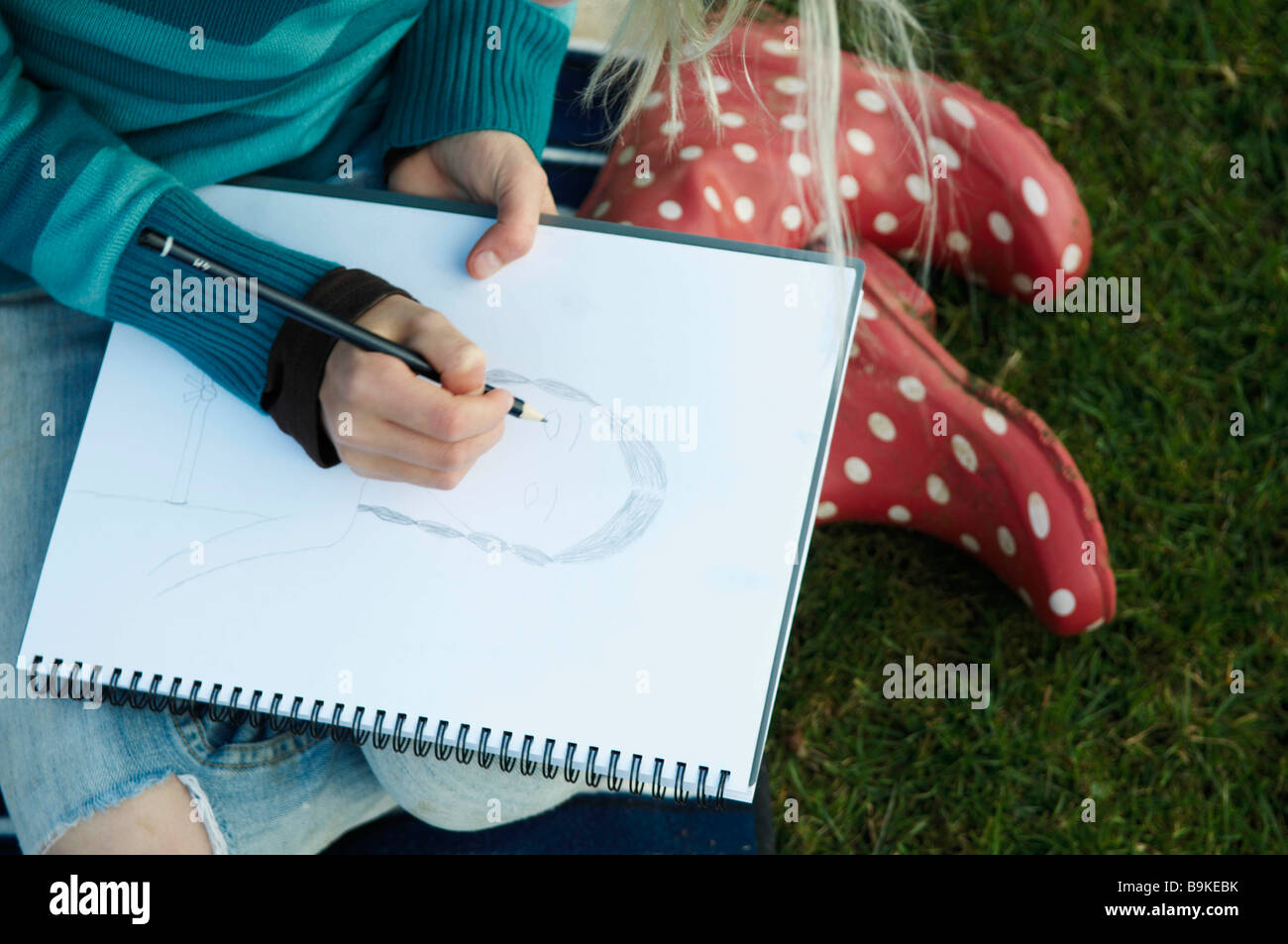 Girl sketching outside Stock Photo - Alamy