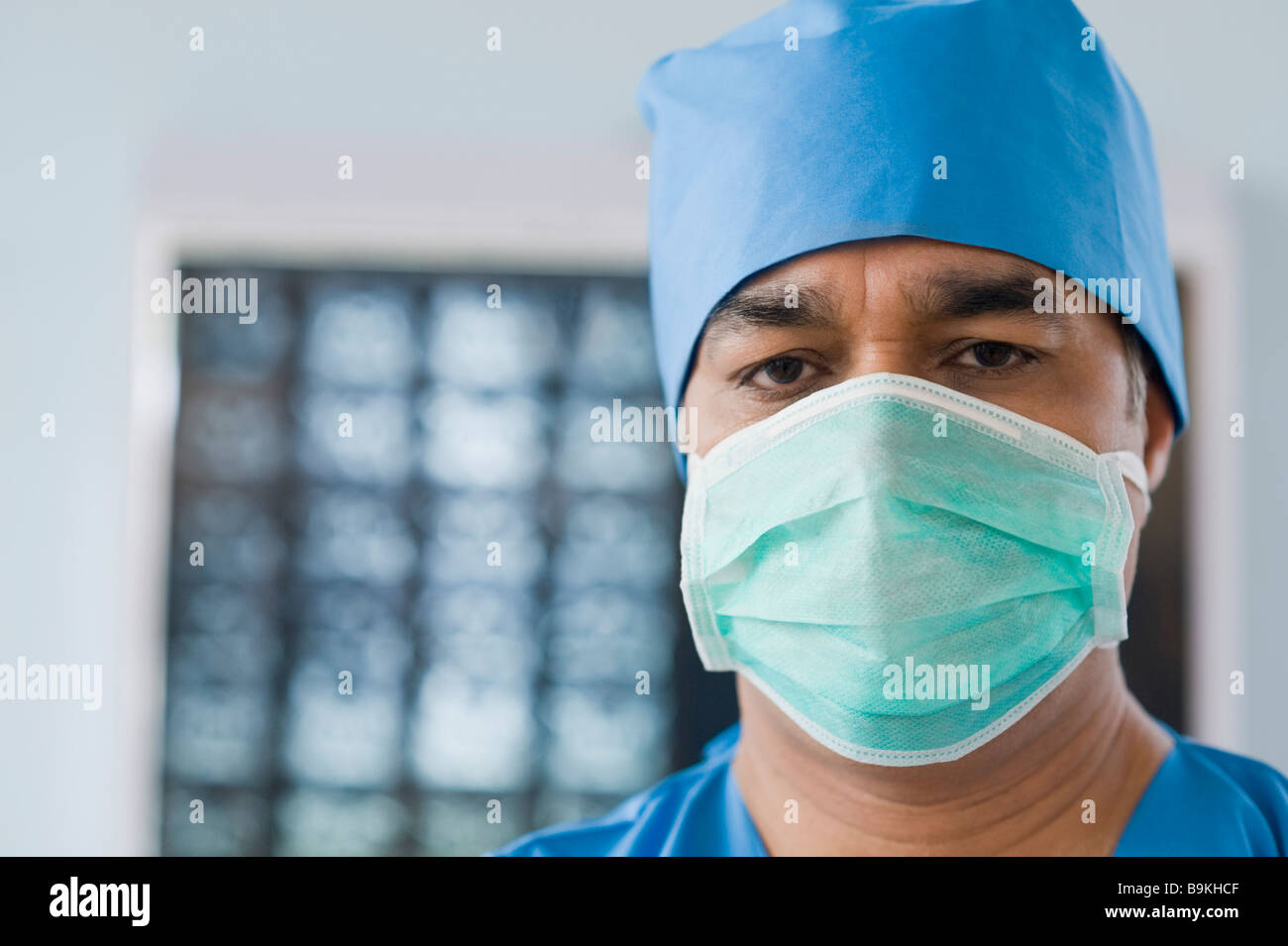 Portrait of a surgeon wearing a surgical mask Stock Photo - Alamy
