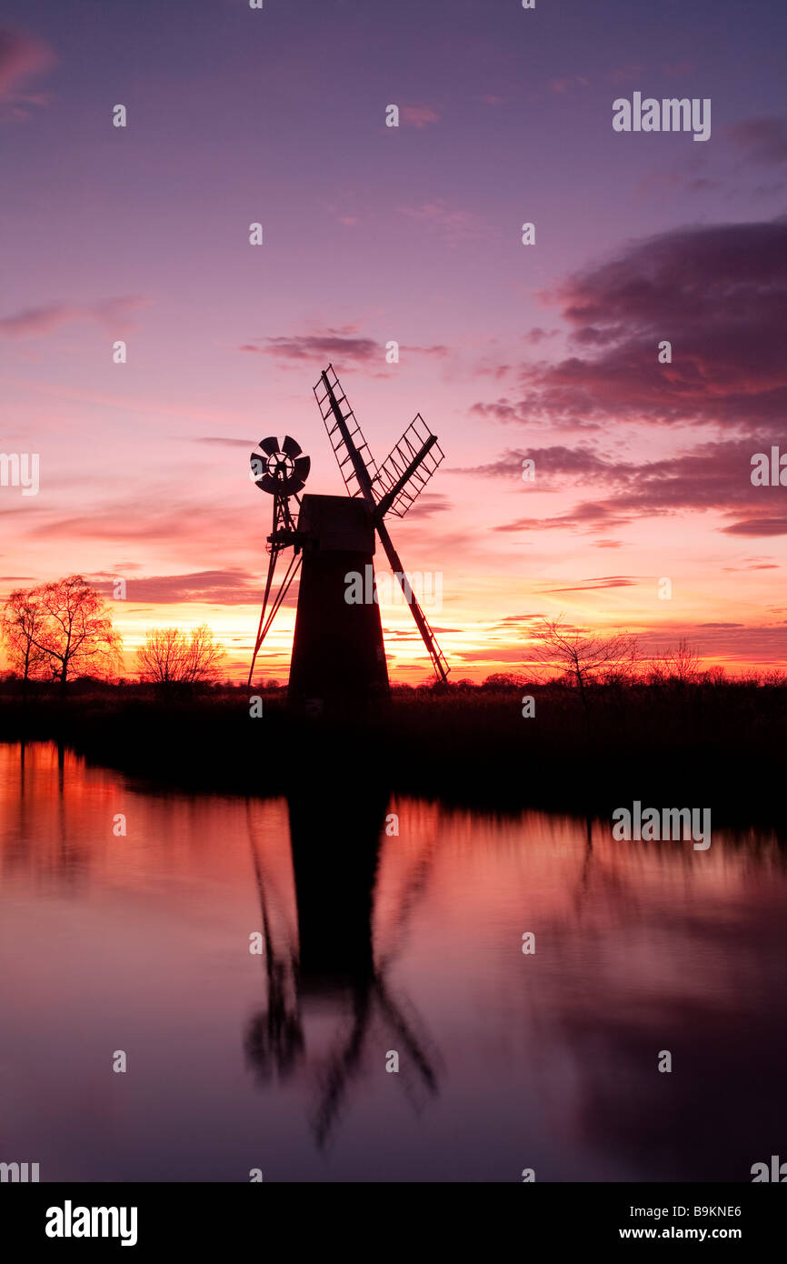 Sunset reflecting on the river hi-res stock photography and images - Alamy