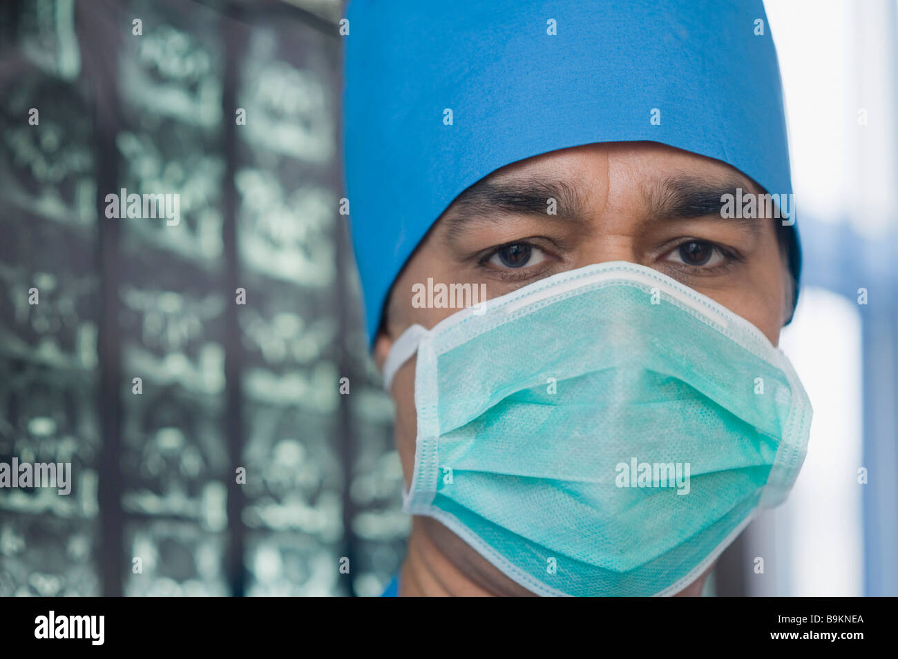 Portrait of a surgeon wearing a surgical mask Stock Photo - Alamy