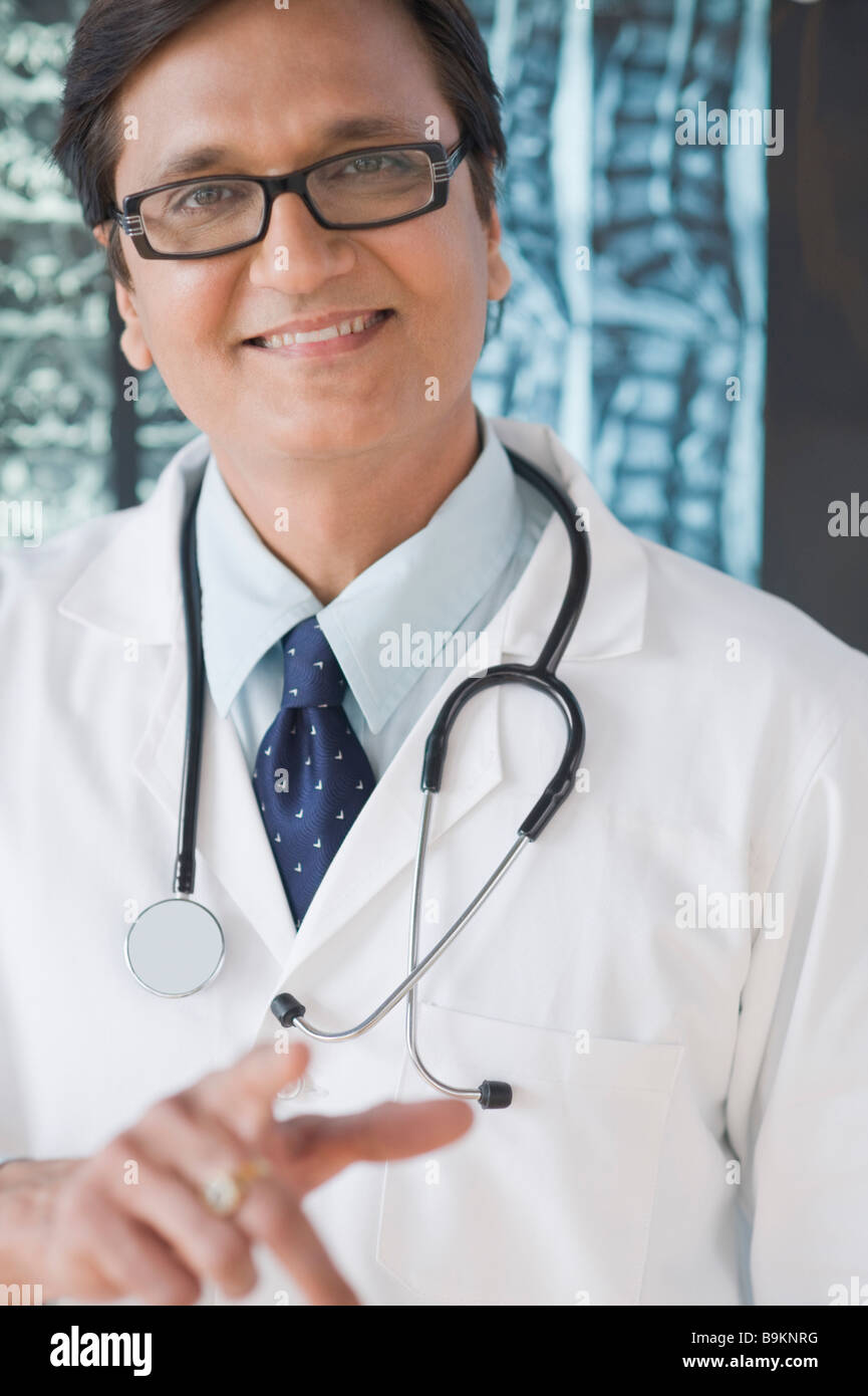 Portrait doctor pointing one hi-res stock photography and images - Alamy
