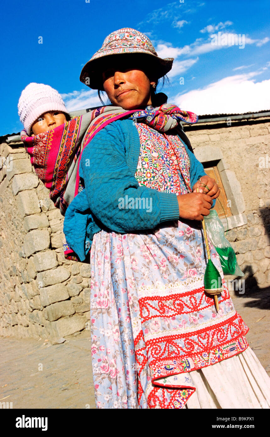 Peru, Peruvian mother with her child Stock Photo - Alamy