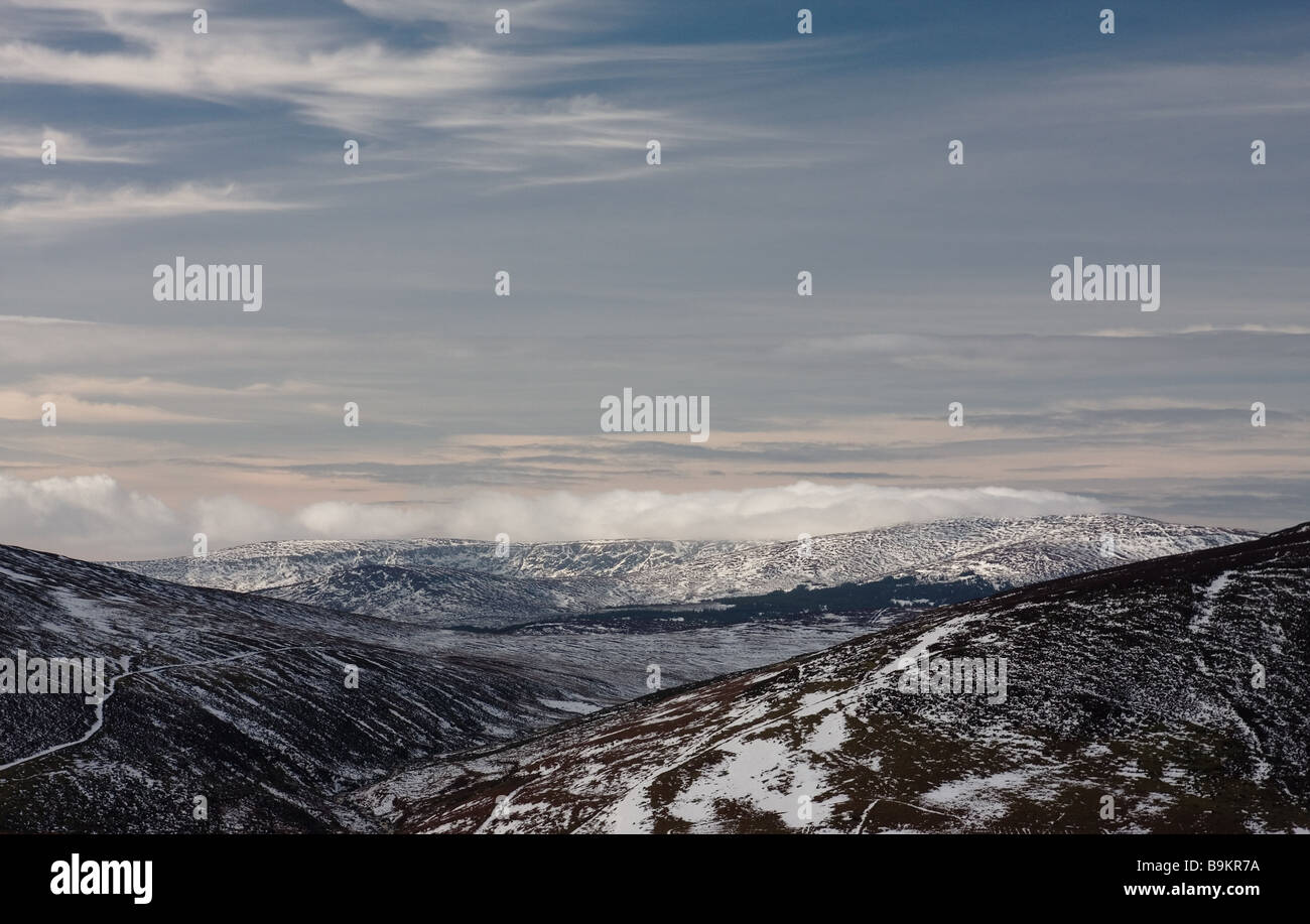 Snowed over mountains hi-res stock photography and images - Alamy