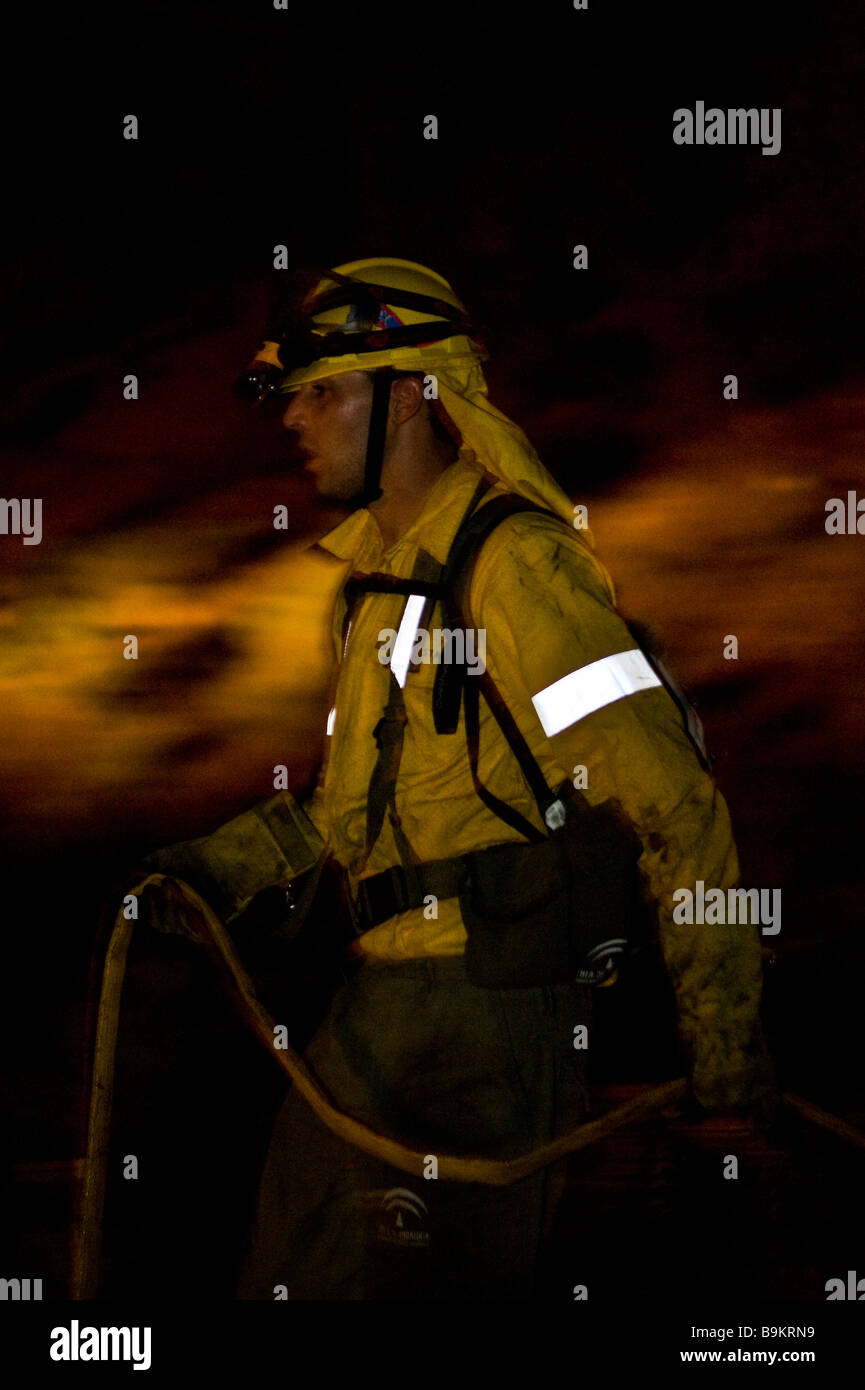 firefighter running out a hose during a bushfire Stock Photo - Alamy