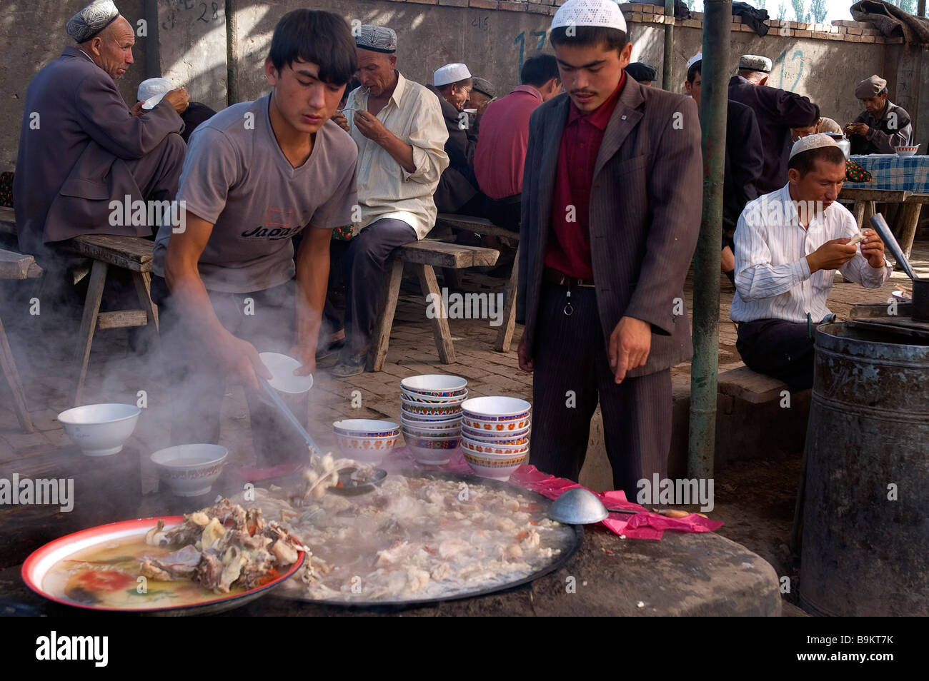 China, Xinjiang Uygur, Kashgar, bazaar in the old town, Uygur people ...