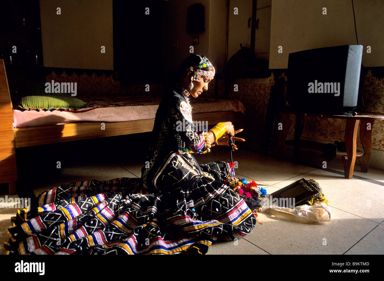 India, Rajasthan State, Jaipur, Samda Nath prepares her Kalbeliya dance ...