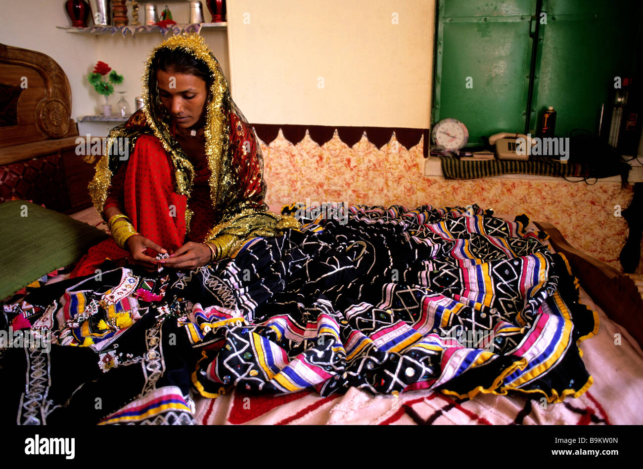 India, Rajasthan State, Jaipur, Samda Nath prepares her Kalbeliya dance ...