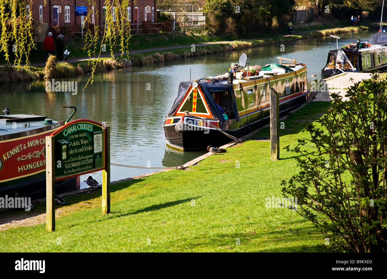 Narrowboat side view hi-res stock photography and images - Alamy