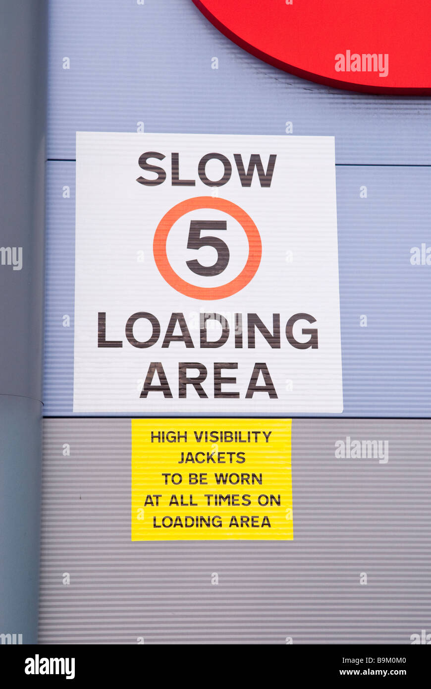 Loading bay area sign hi-res stock photography and images - Alamy