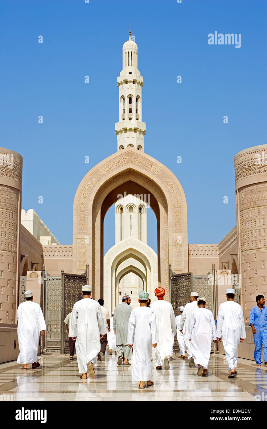 Oman Sultanate, Muscat, great sultan Qaboos Mosque, time for prayers ...