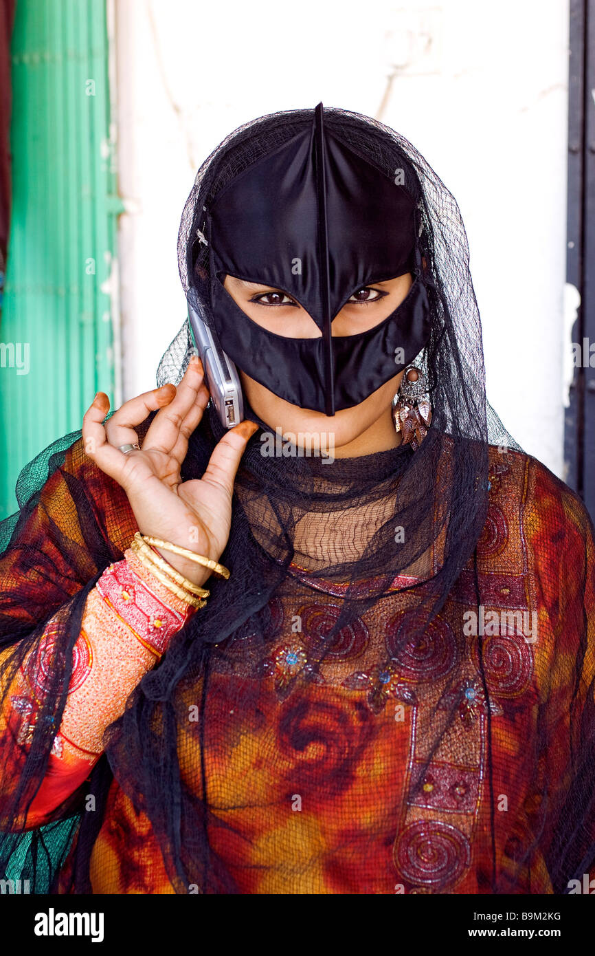 Omani burqa hi-res stock photography and images - Alamy