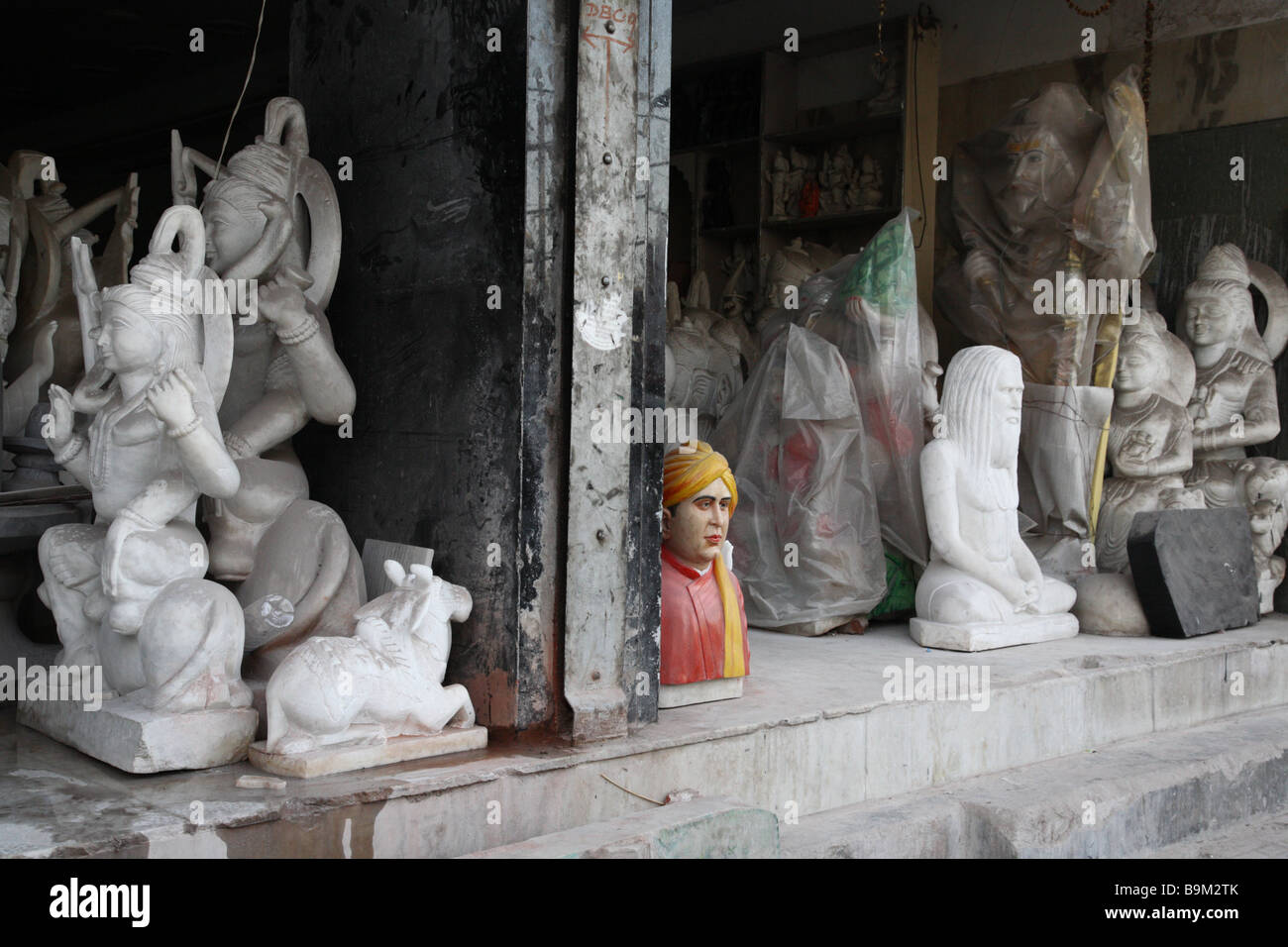 Carved statues fill a shop front in Delhi, India Stock Photo - Alamy