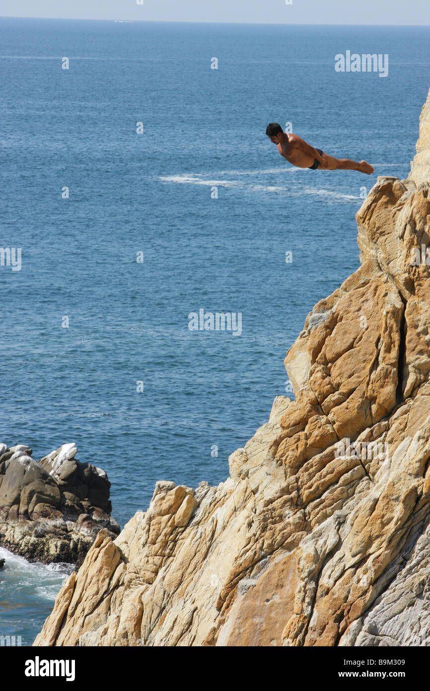 Acapulco Mexico Pacific Ocean cliff divers Stock Photo - Alamy