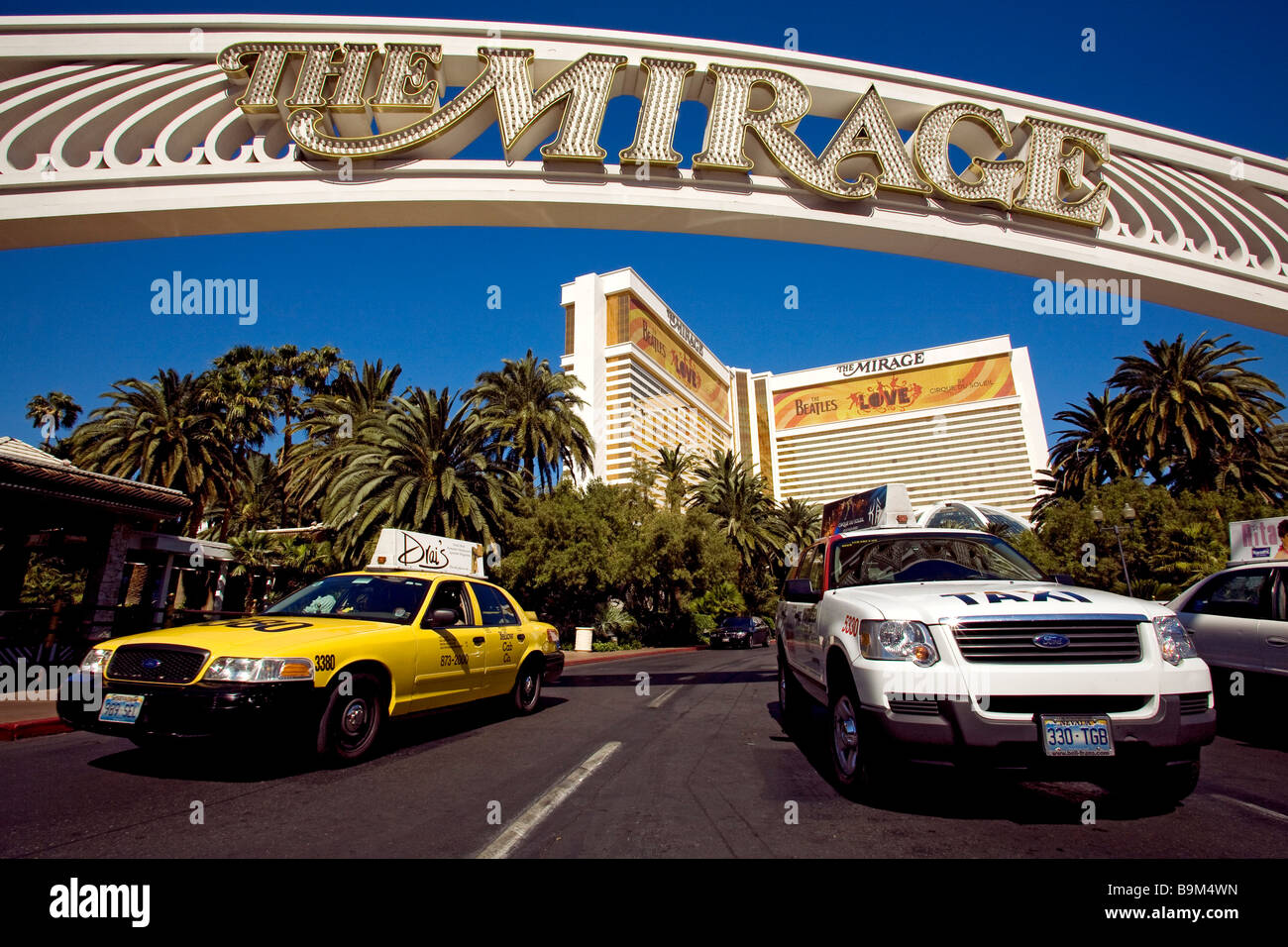 Mirage hotel entrance sign las hi-res stock photography and images - Alamy
