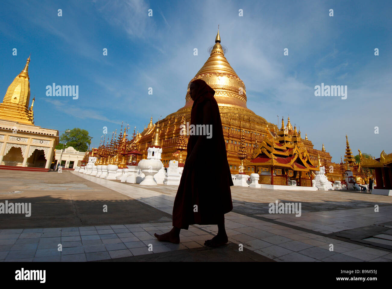 Bagan temple gold stupa chedi monk Stock Photo - Alamy