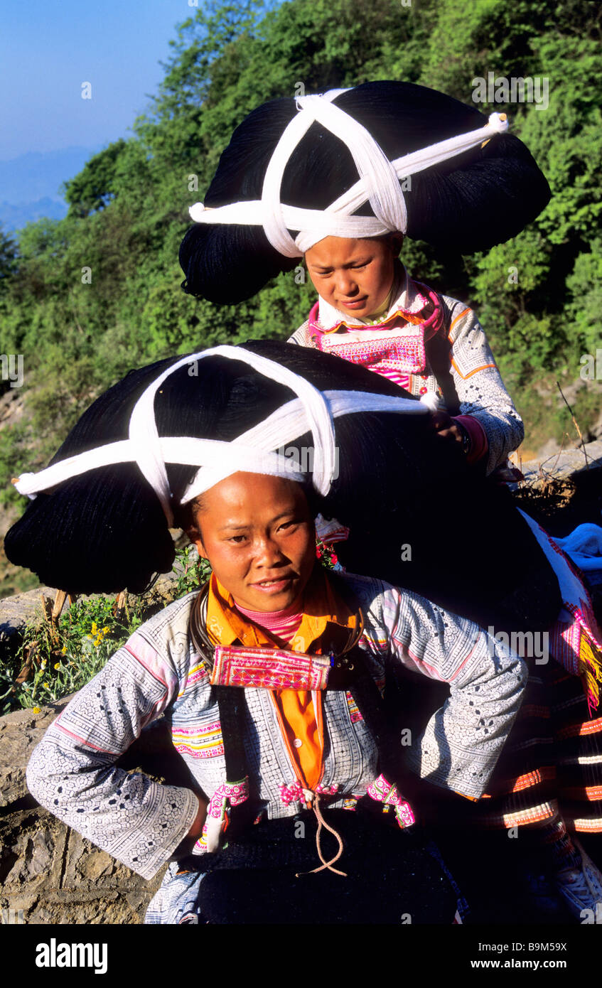 China, Guizhou province, Longhorn Miaos ethnic group wearing wool and ...