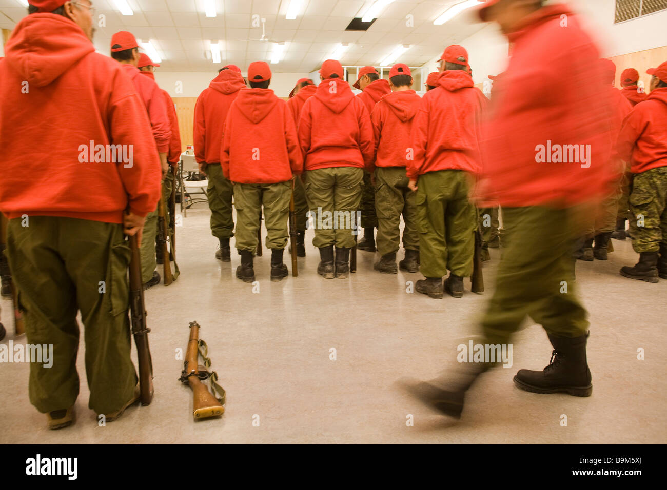 Inuit standing hi-res stock photography and images - Alamy