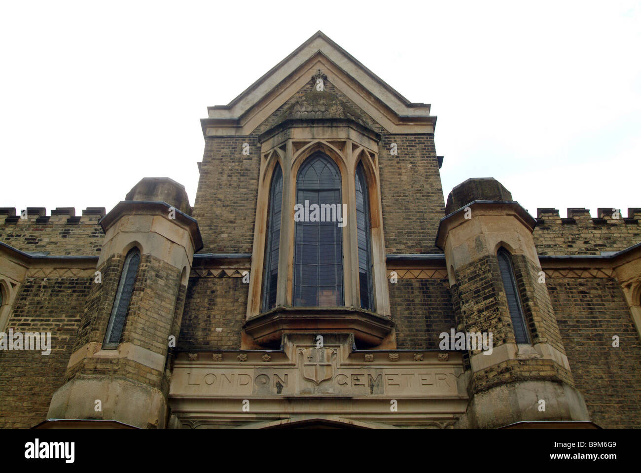 highgate cemetery gatehouse Stock Photo - Alamy