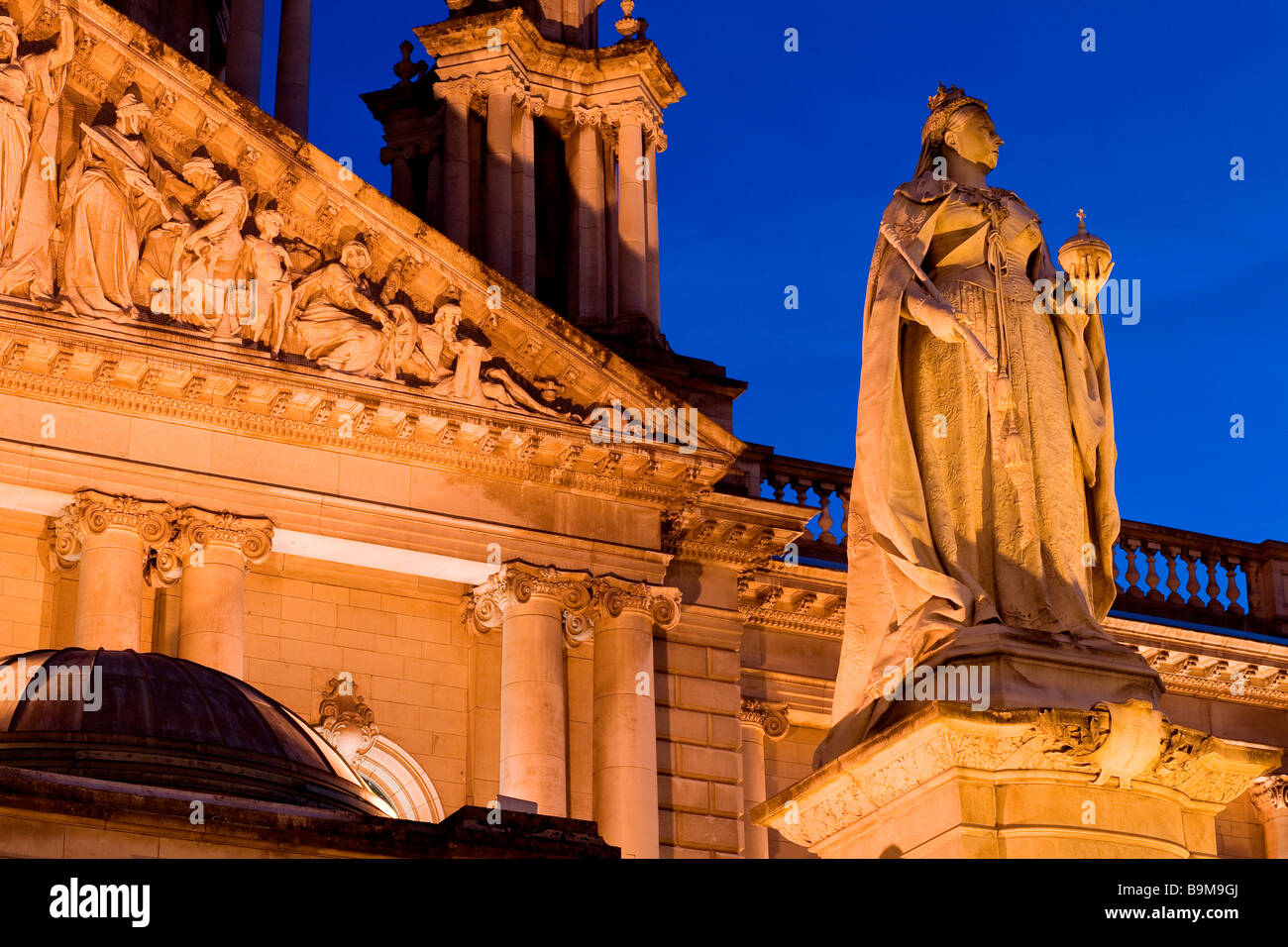 United Kingdom, Northern Ireland, Belfast, City Hall, statue of Queen ...
