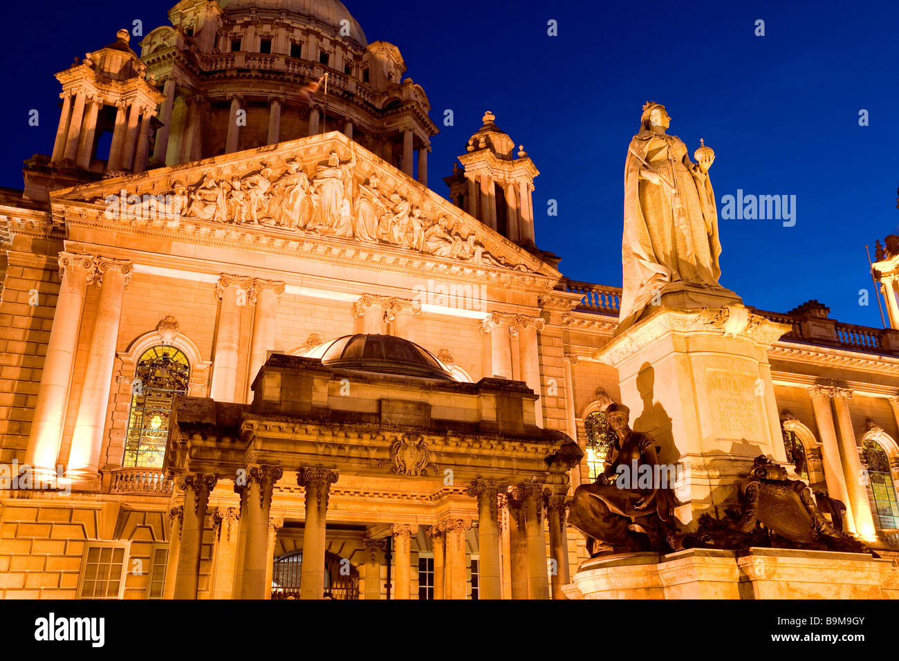 United Kingdom, Northern Ireland, Belfast, City Hall, statue of Queen ...